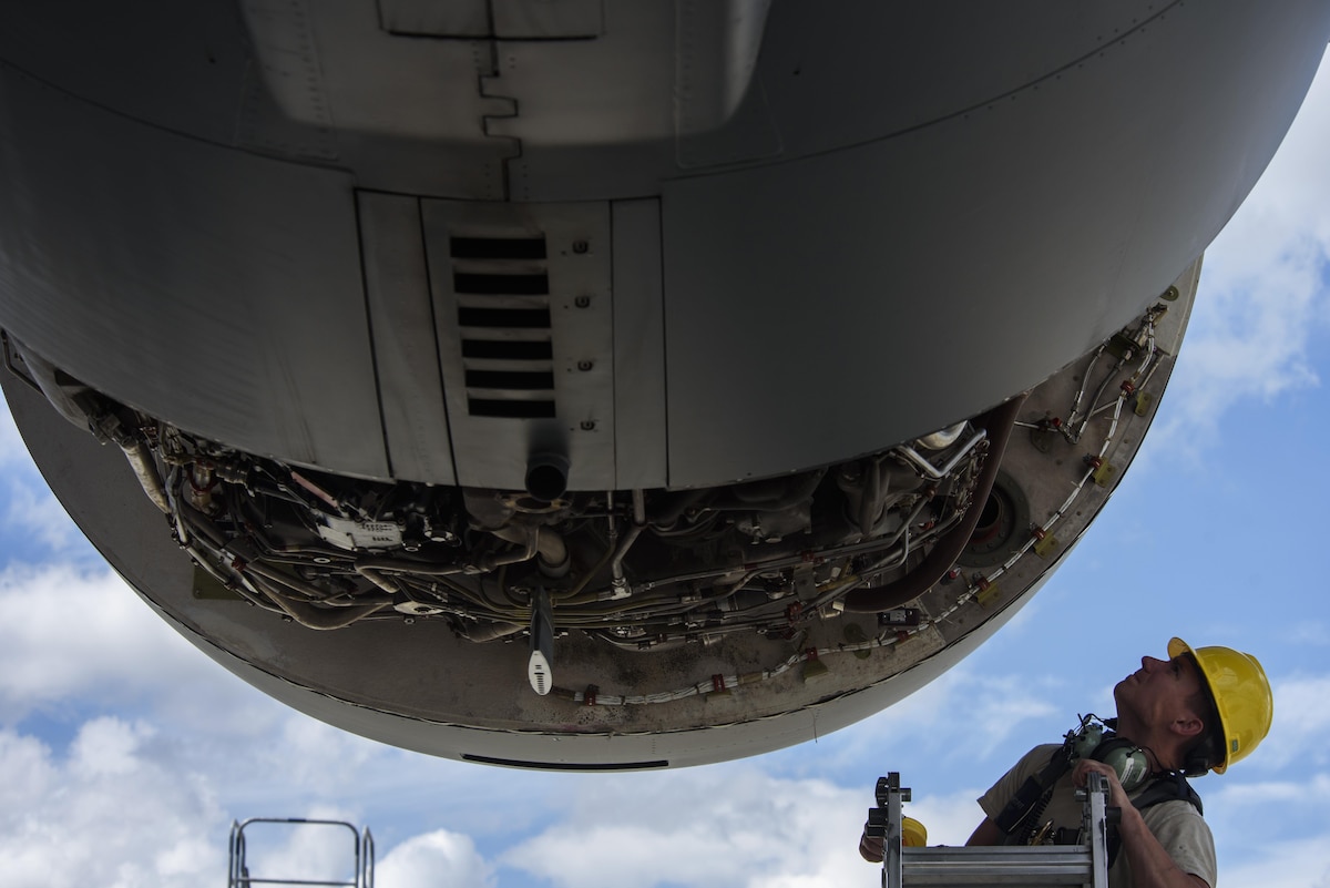Team effort in fixing aircraft engine > MacDill Air Force Base ...