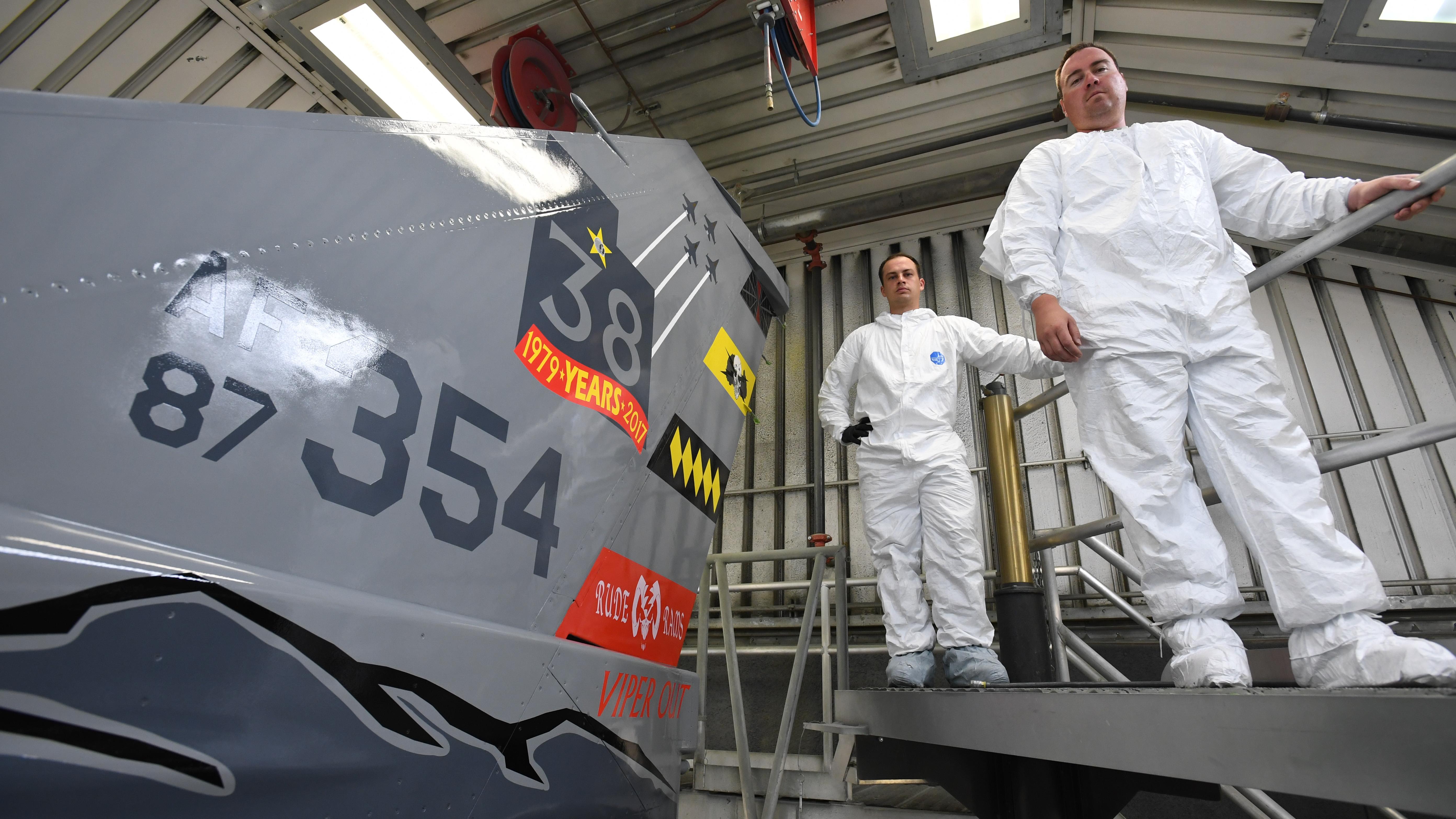 New tail commemorates final Hill AFB F-16 > Air Force Reserve Command ...