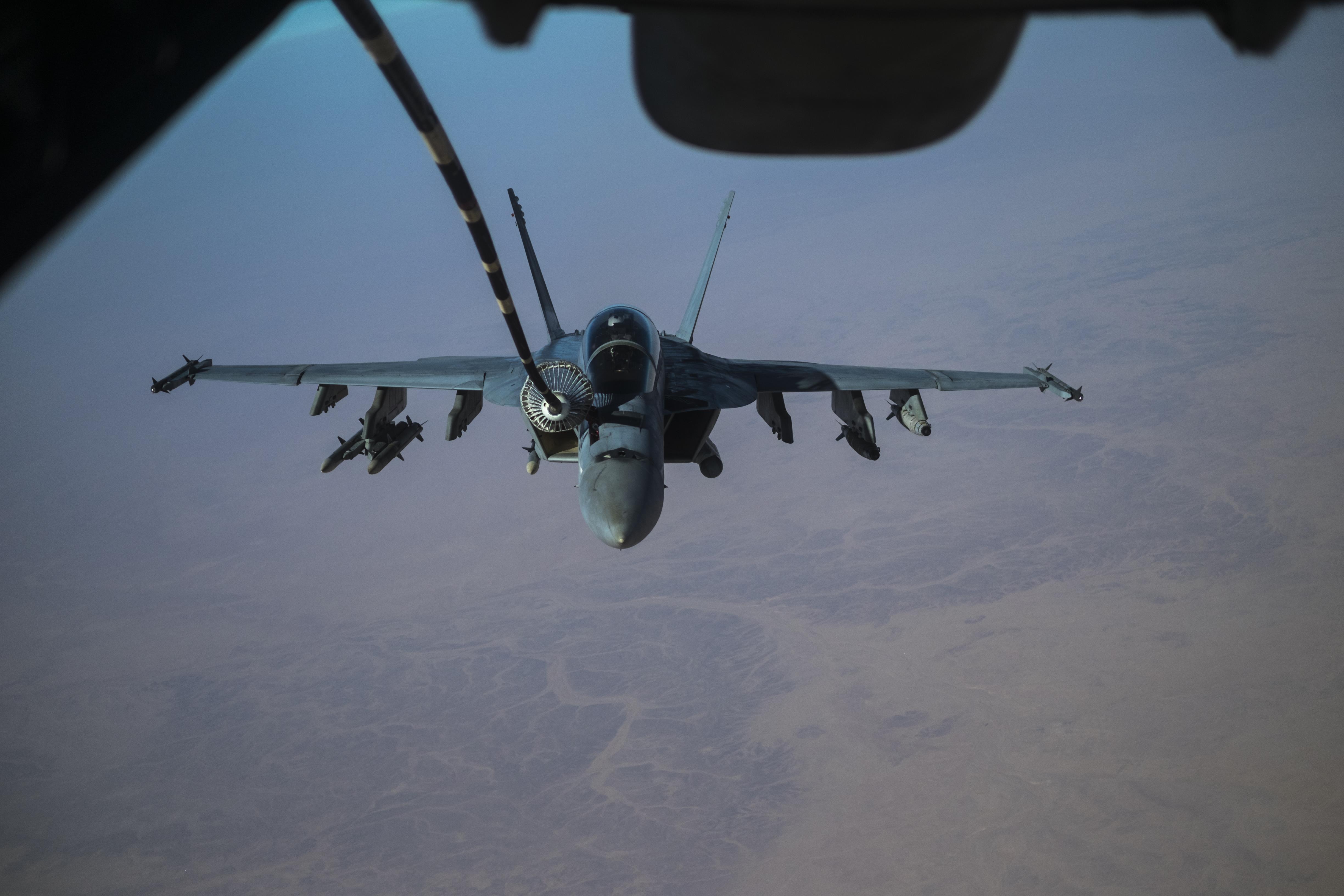 908th EARS refuels F-22s, F/A-18s > U.S. Air Forces Central > 380AEW ...