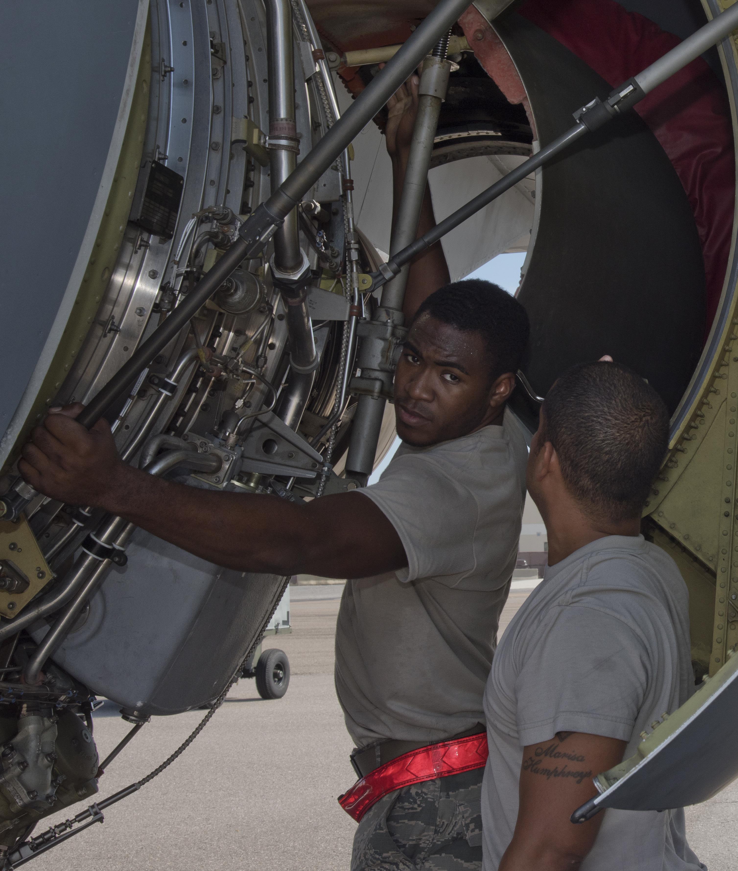 One team, one goal; Jet engine mechanics maintain the mission > MacDill ...