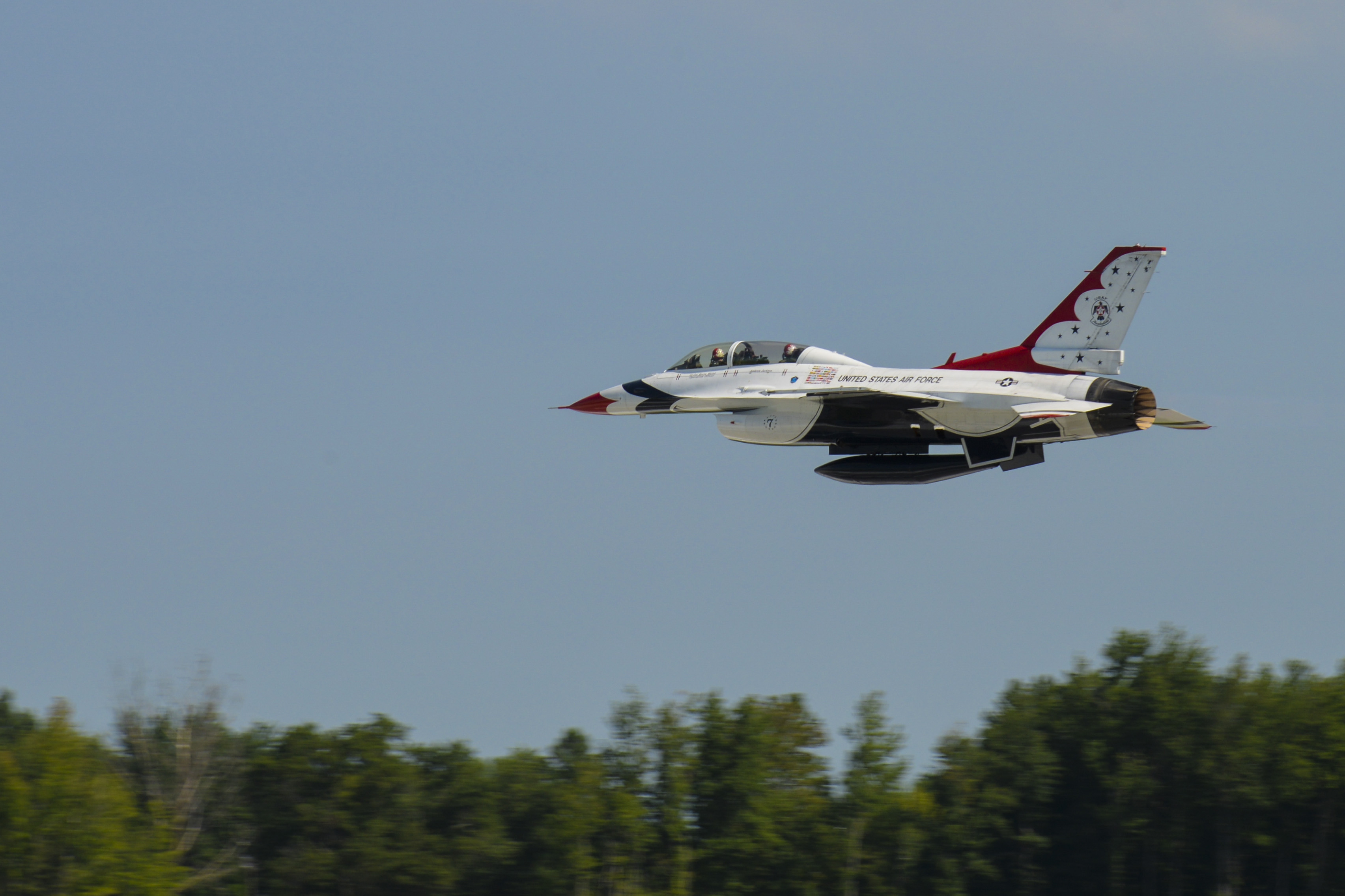 Media takes flight during Thunder Over Dover Family Day > Dover Air ...
