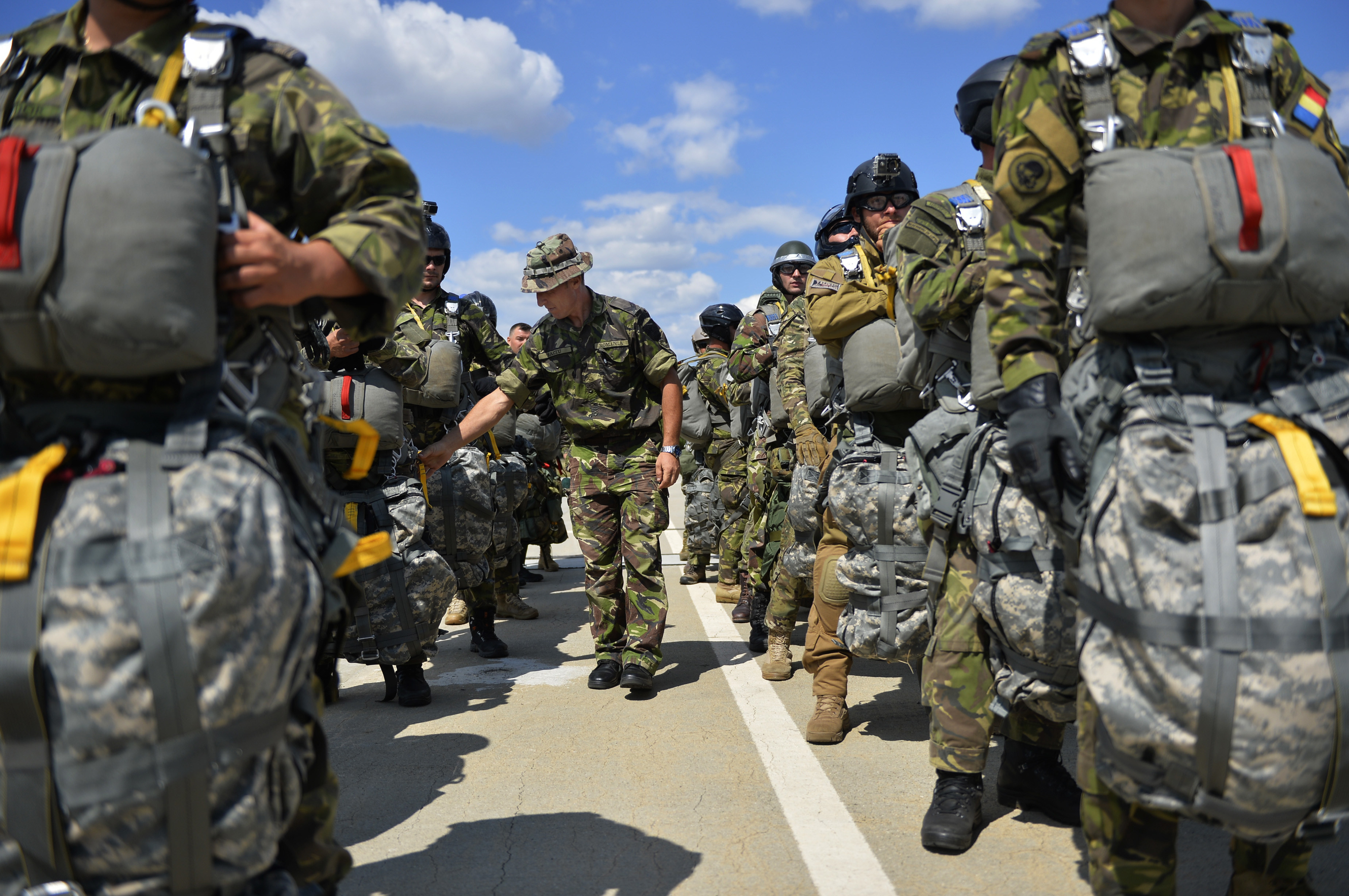37th AS gives Romanian paratroopers a lift
