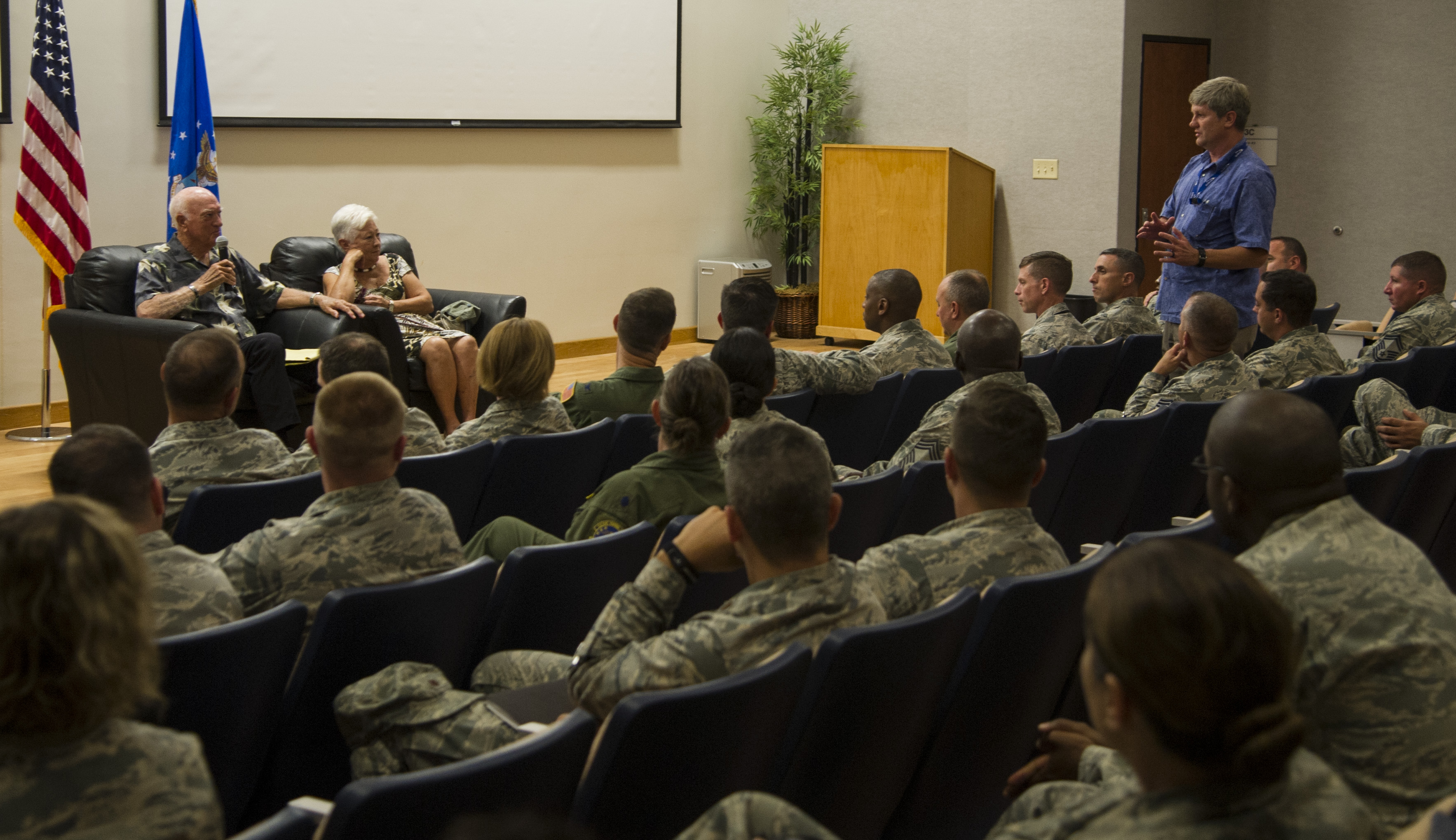 Vietnam POW speaks to 15th Wing senior leaders > 15th Wing > Article ...