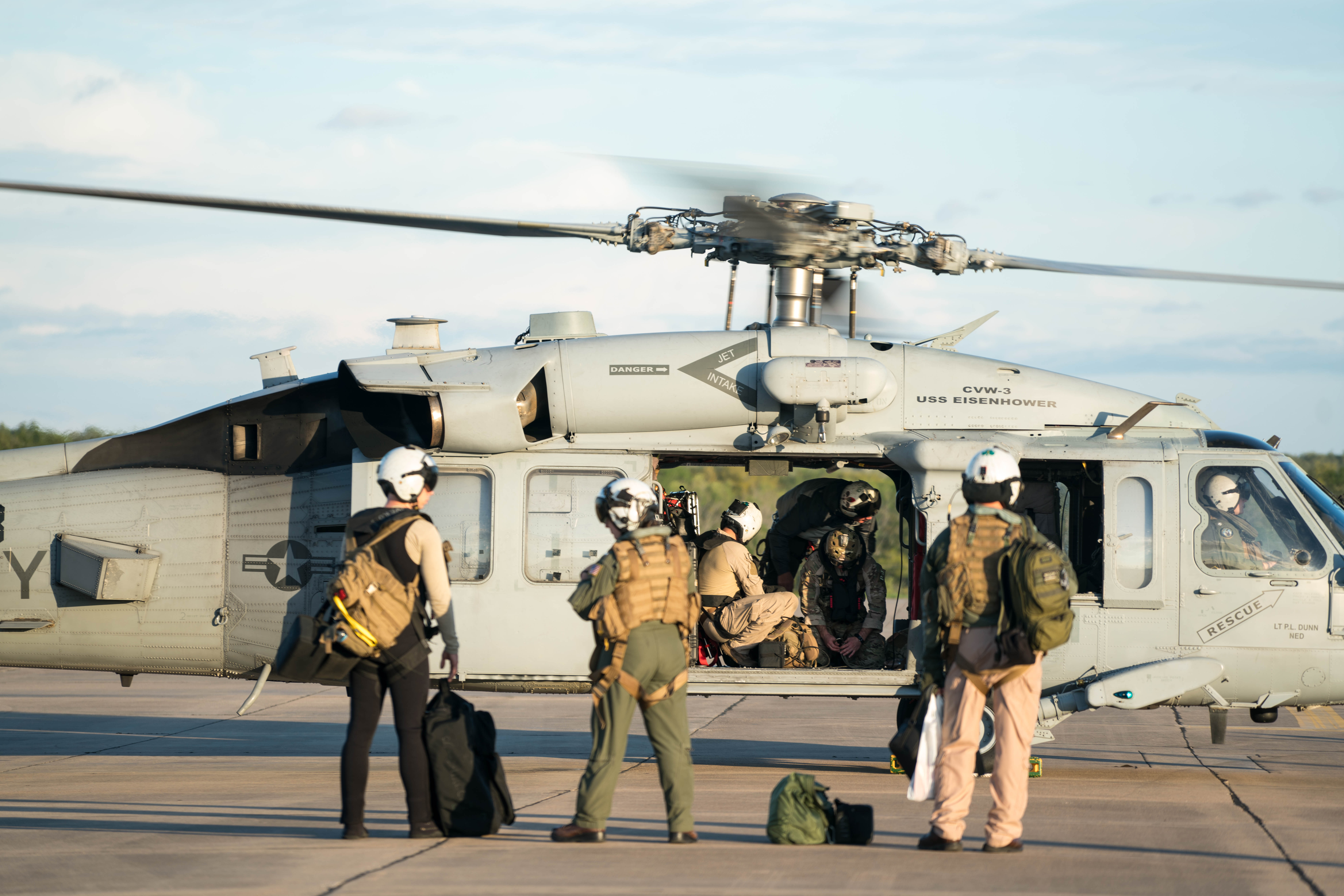 Navy Squadrons Rescue 227 on First Day in Houston > United States Navy ...
