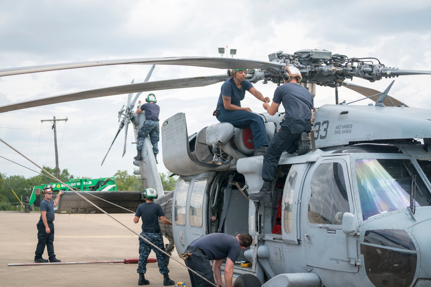 Navy Maintainers Keep Hurricane Relief Effort Flying > United States ...