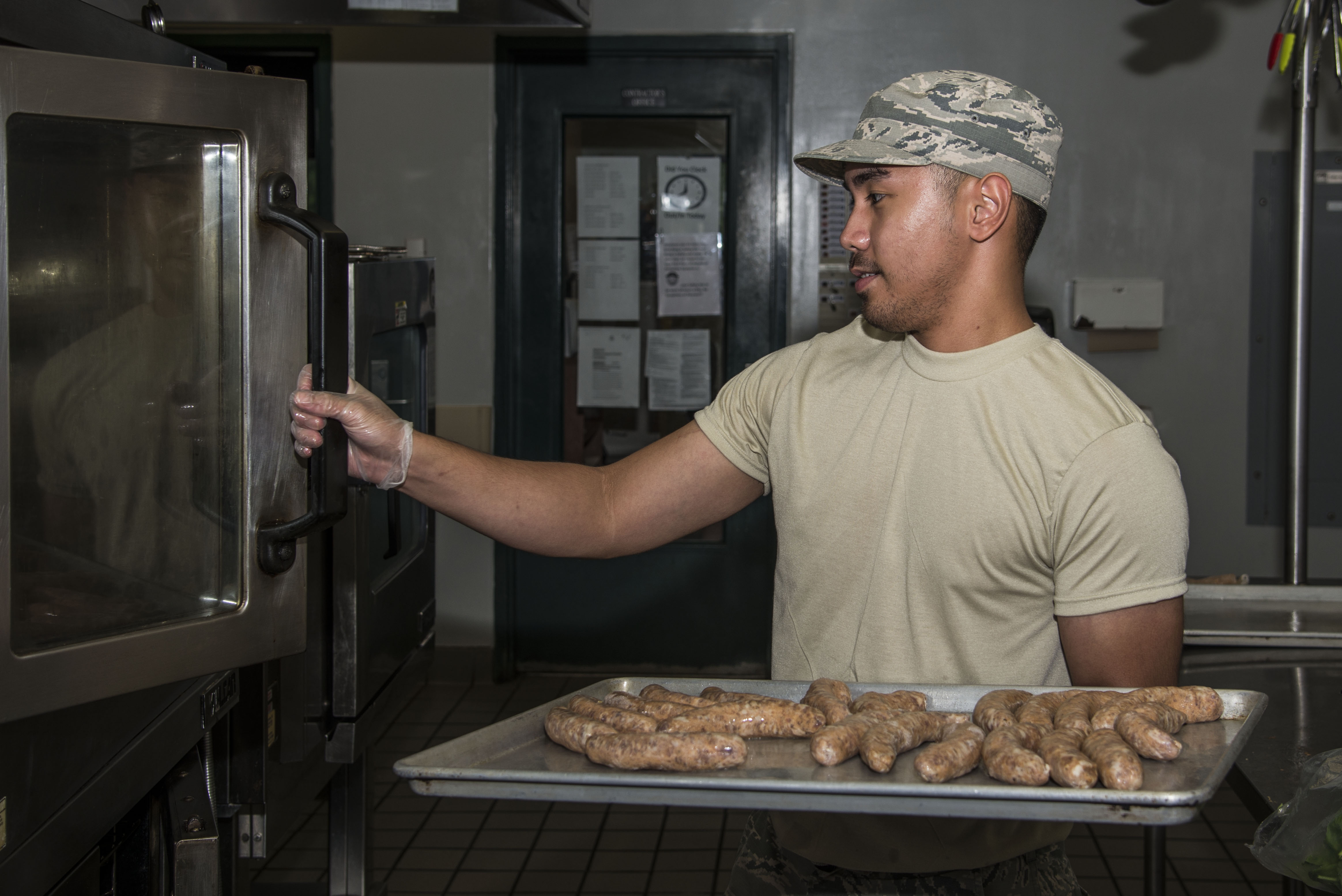 Food services airman prepares lunch