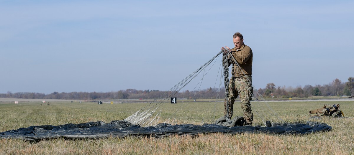 SERE performs static-line jump during incentive flight > Scott Air ...