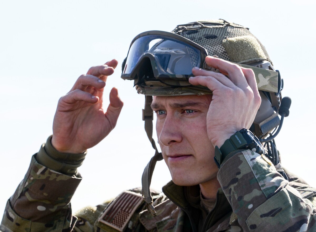 SERE performs static-line jump during incentive flight > Scott Air ...