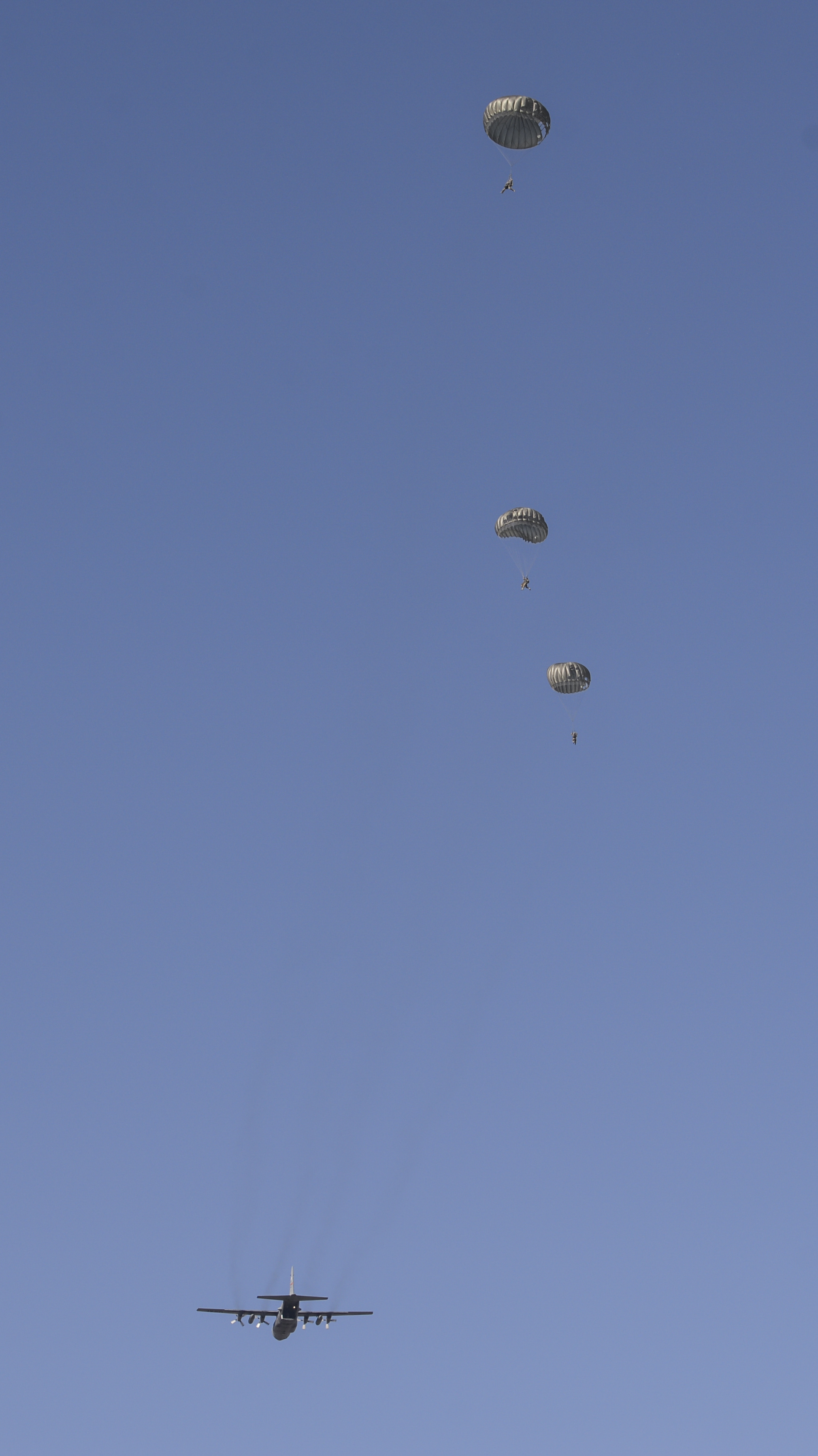 SERE performs static-line jump during incentive flight > Scott Air ...
