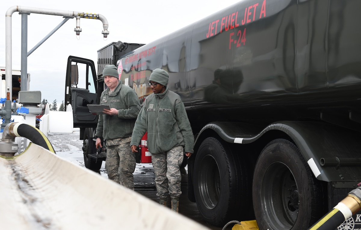 627th LRS keeps wing fueled for flight > Team McChord > Article Display