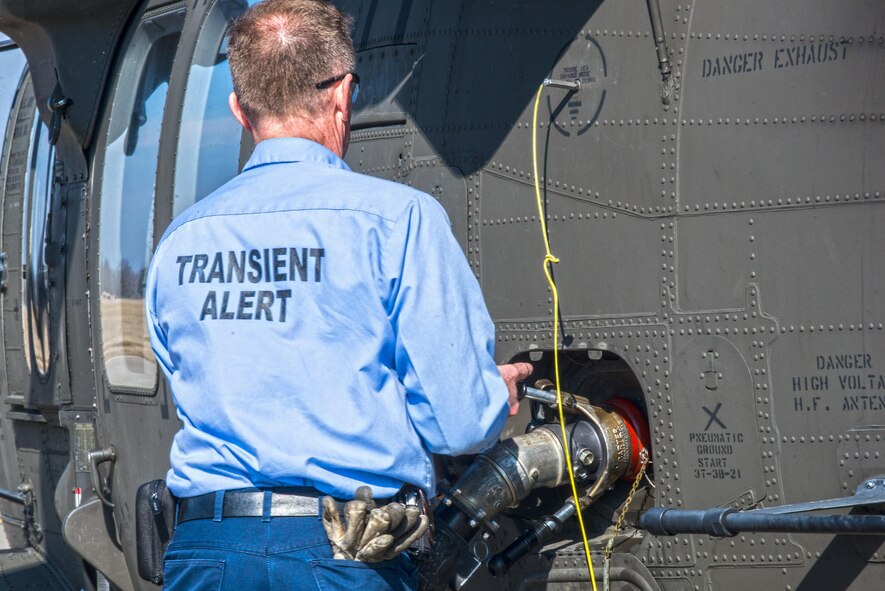 Scott Airmen receive ‘hot refueling’ training
