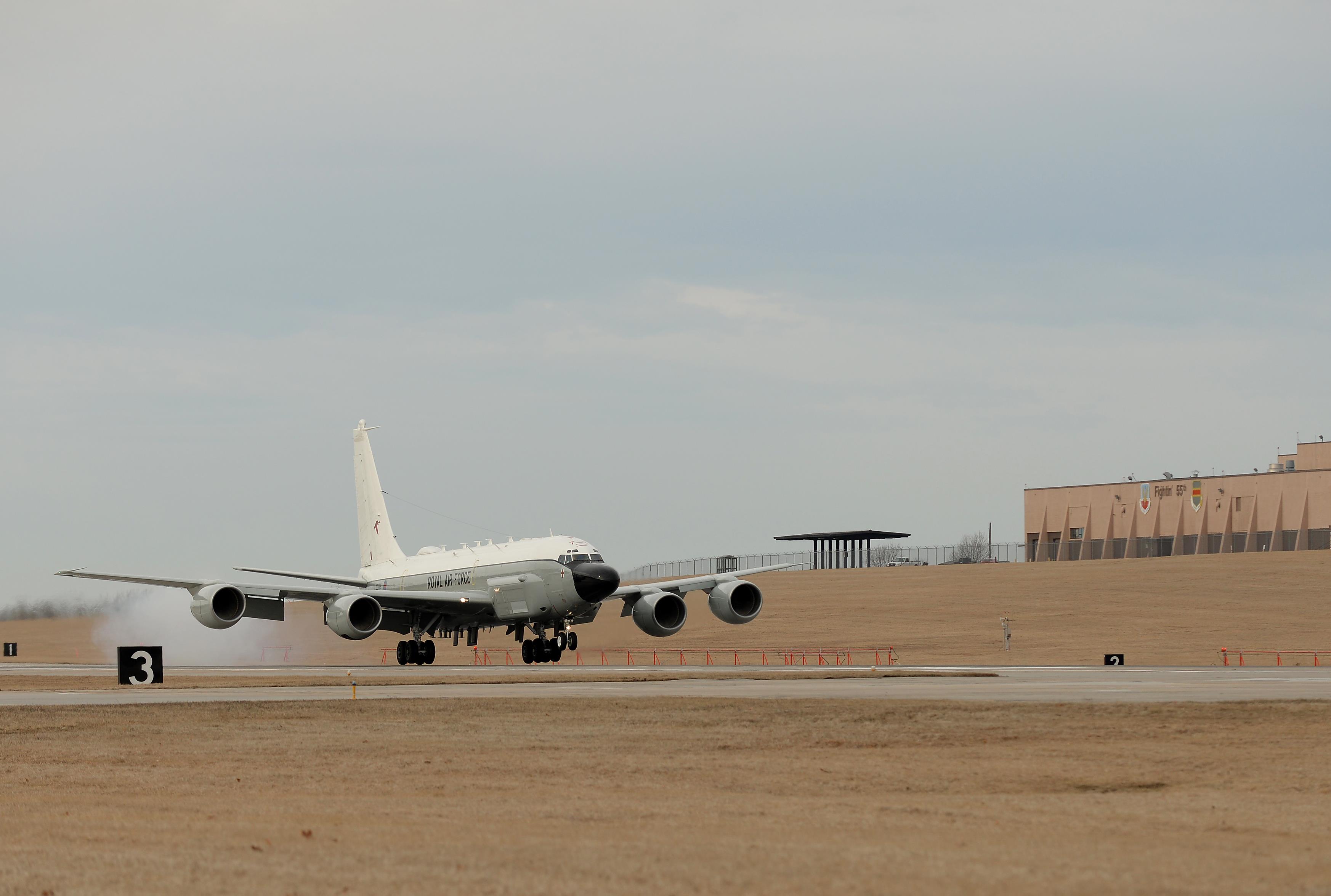 Offutt teams with RAF 51 Squadron to fix Airseeker landing gear > Offutt Air Force Base > News