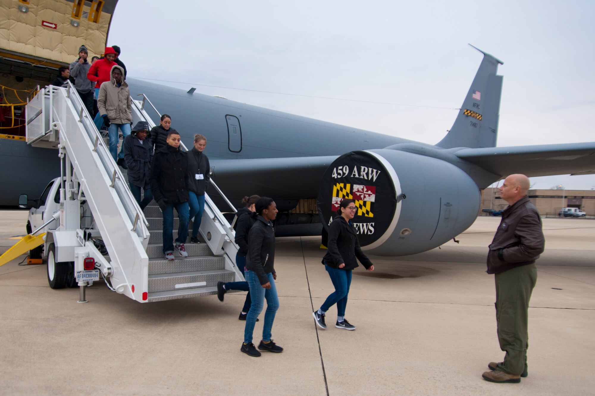 Recruits recieve pilot-guided tour > 459th Air Refueling Wing > Article ...
