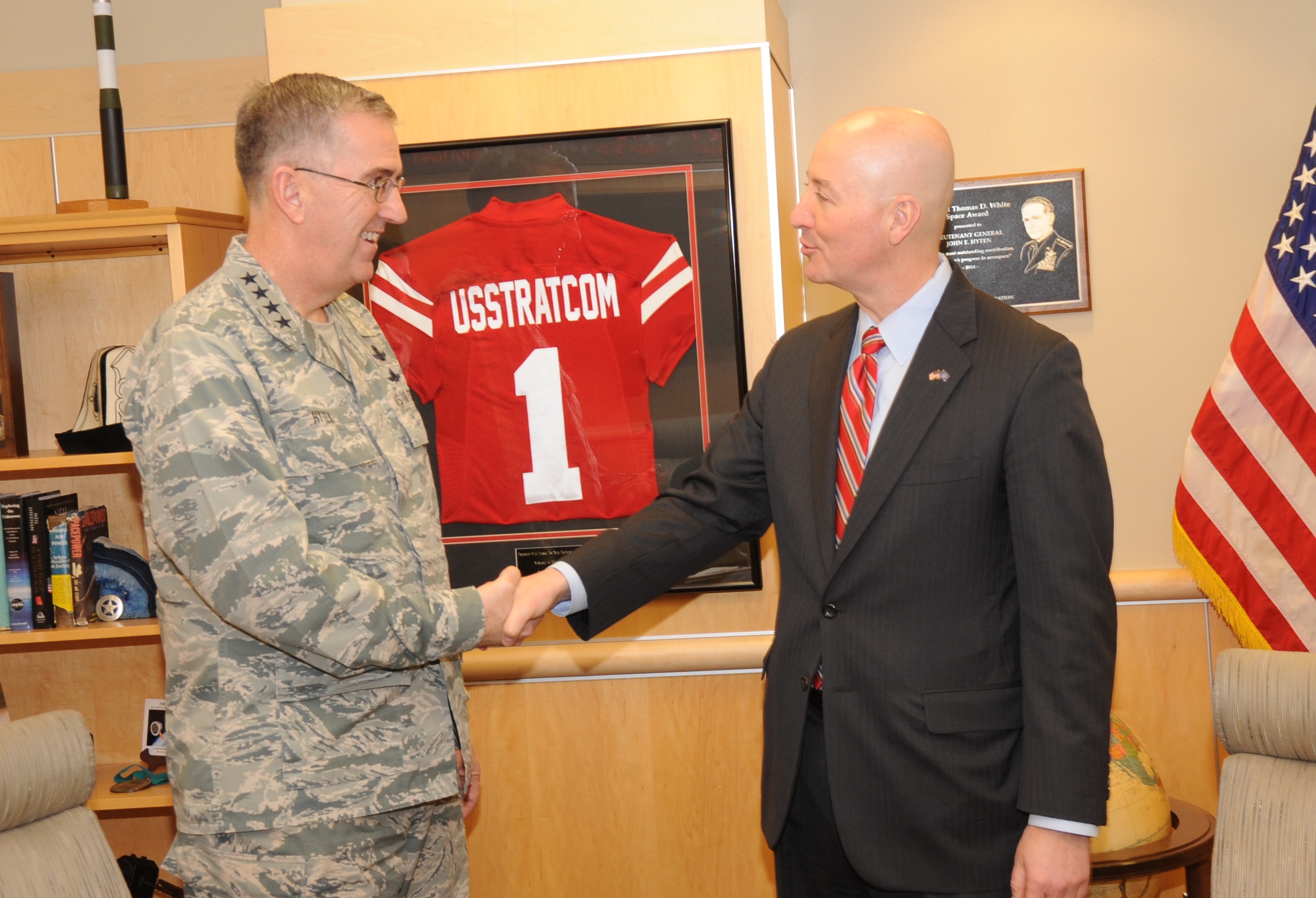 Gen. Hyten welcomes Nebraska Gov. Pete Ricketts to USSTRATCOM
