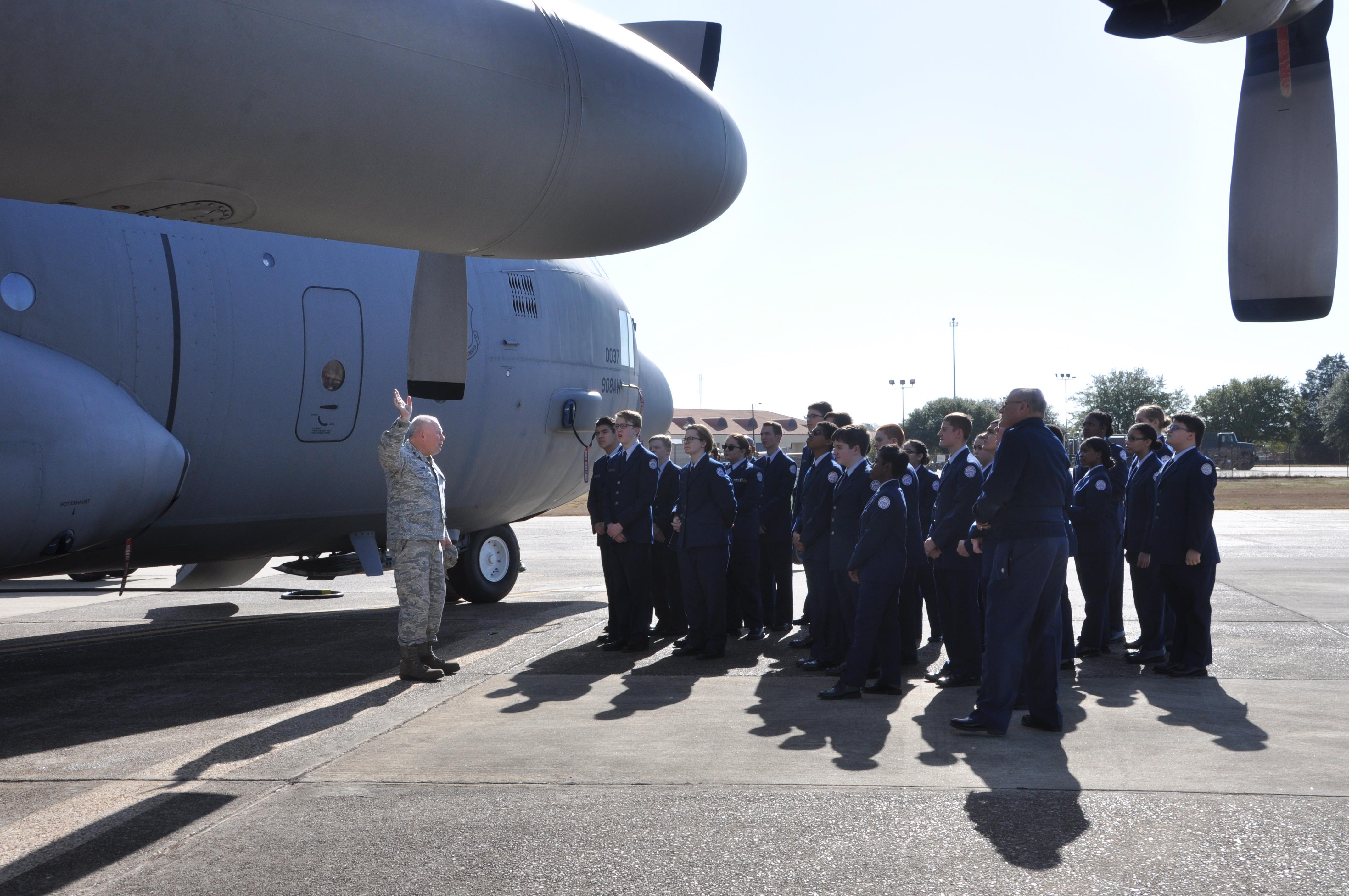 908th Shares Experiences with Next Generation of Potential Airmen ...
