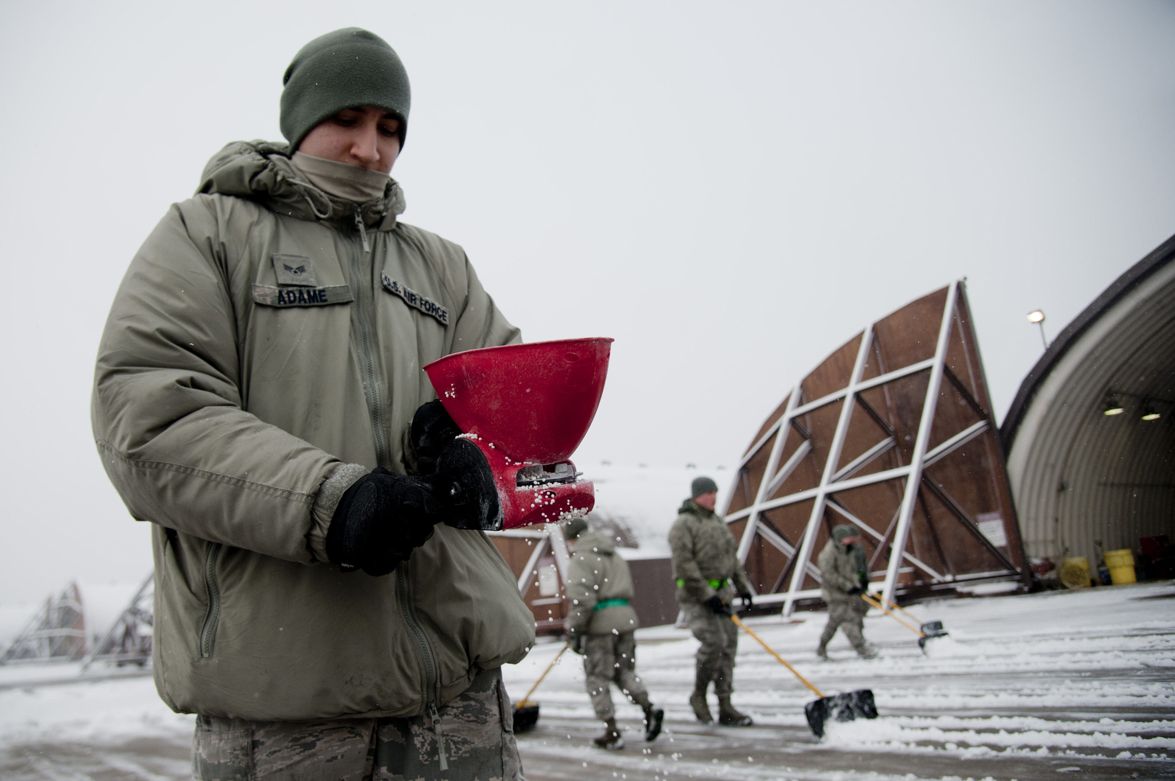 25th AMU keeps snow cleared > Osan Air Base > Article Display