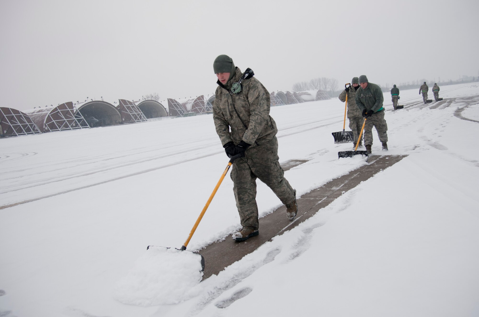 25th AMU keeps snow cleared > Osan Air Base > Article Display