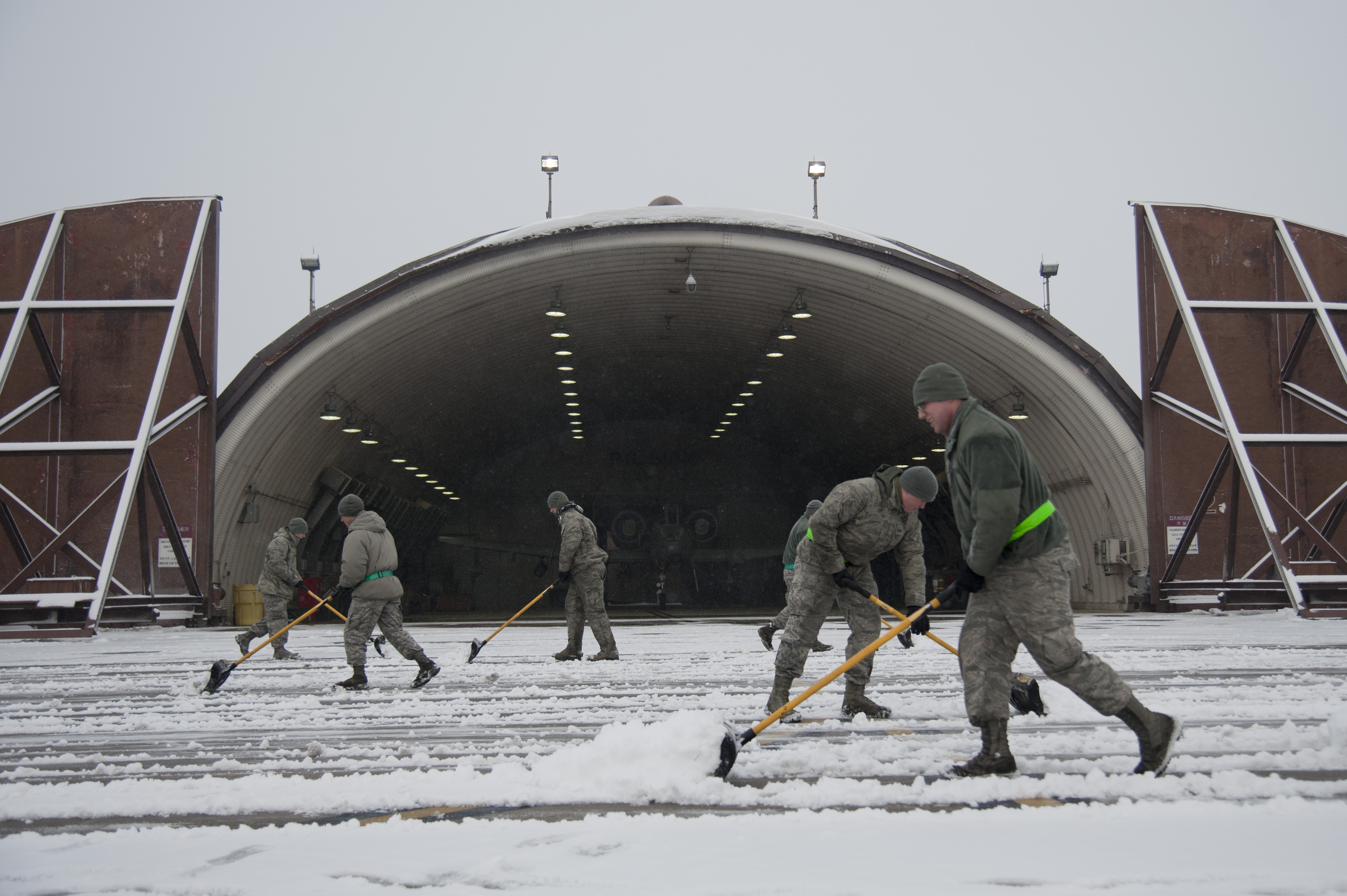 25th AMU keeps snow cleared > Osan Air Base > Article Display