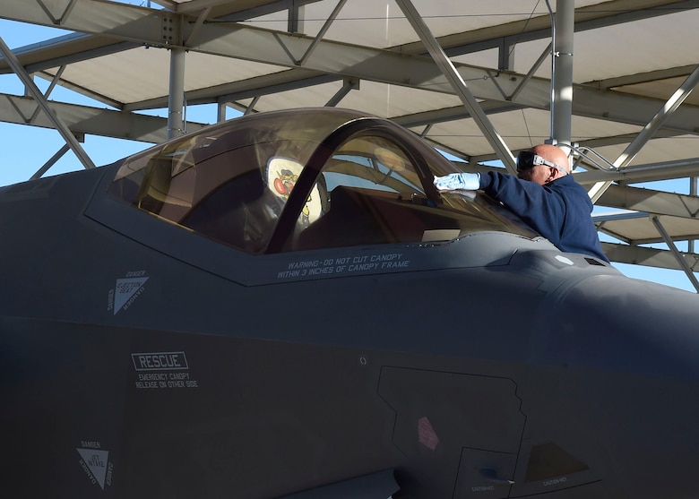 F-35: Luke maintainers integrate with Lockheed Martin > Luke Air Force ...