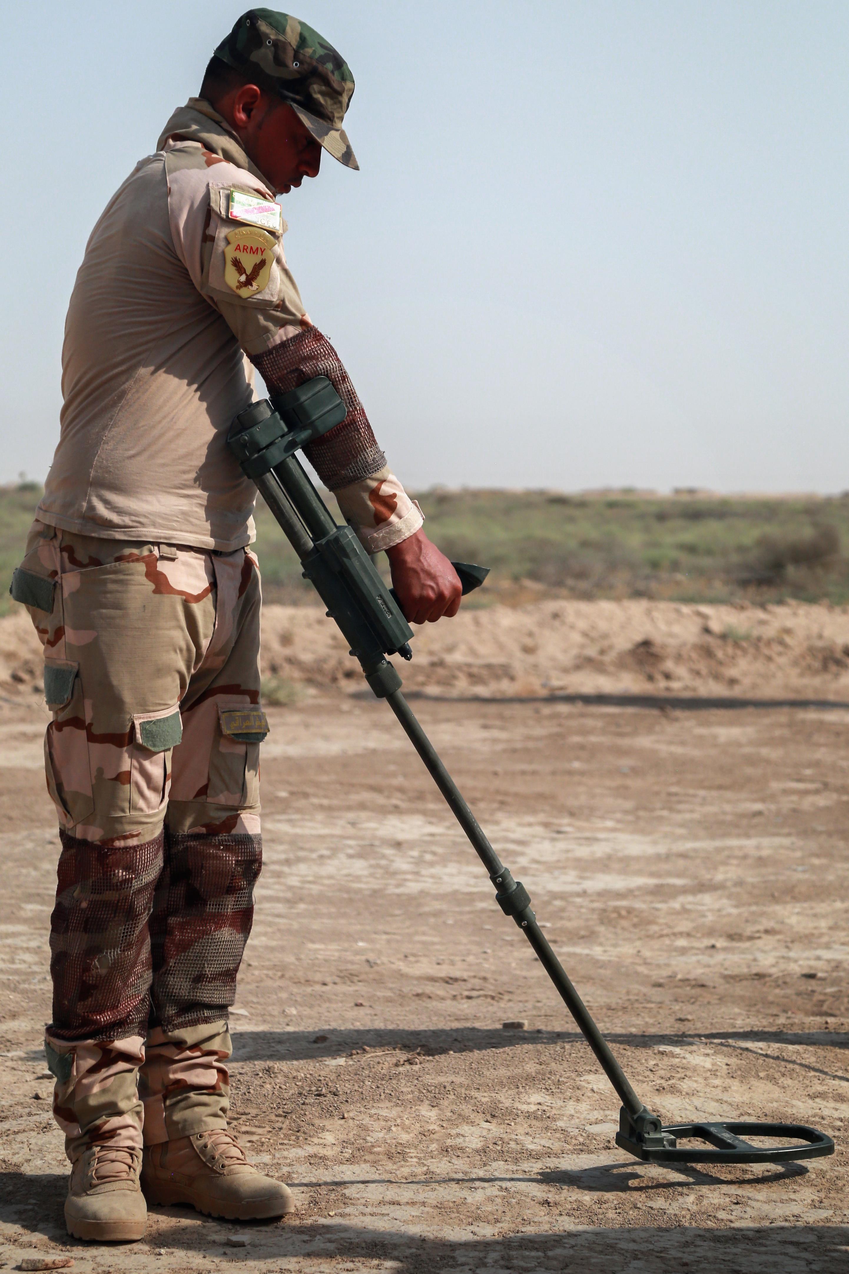 Iraqi army mine detection training led by U.K. army trainers
