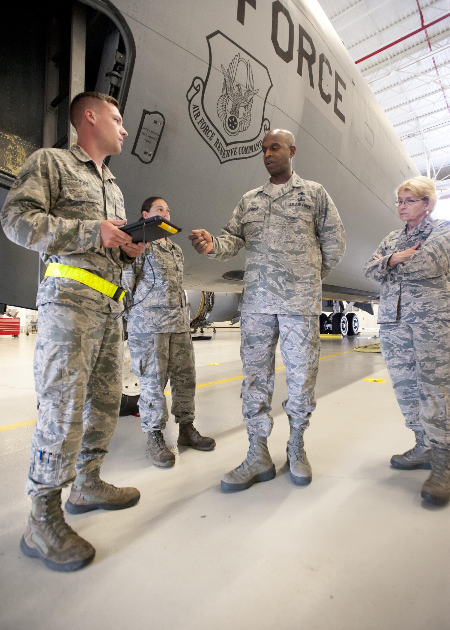 Maintainers key to streamlining tablet use for aircraft repair