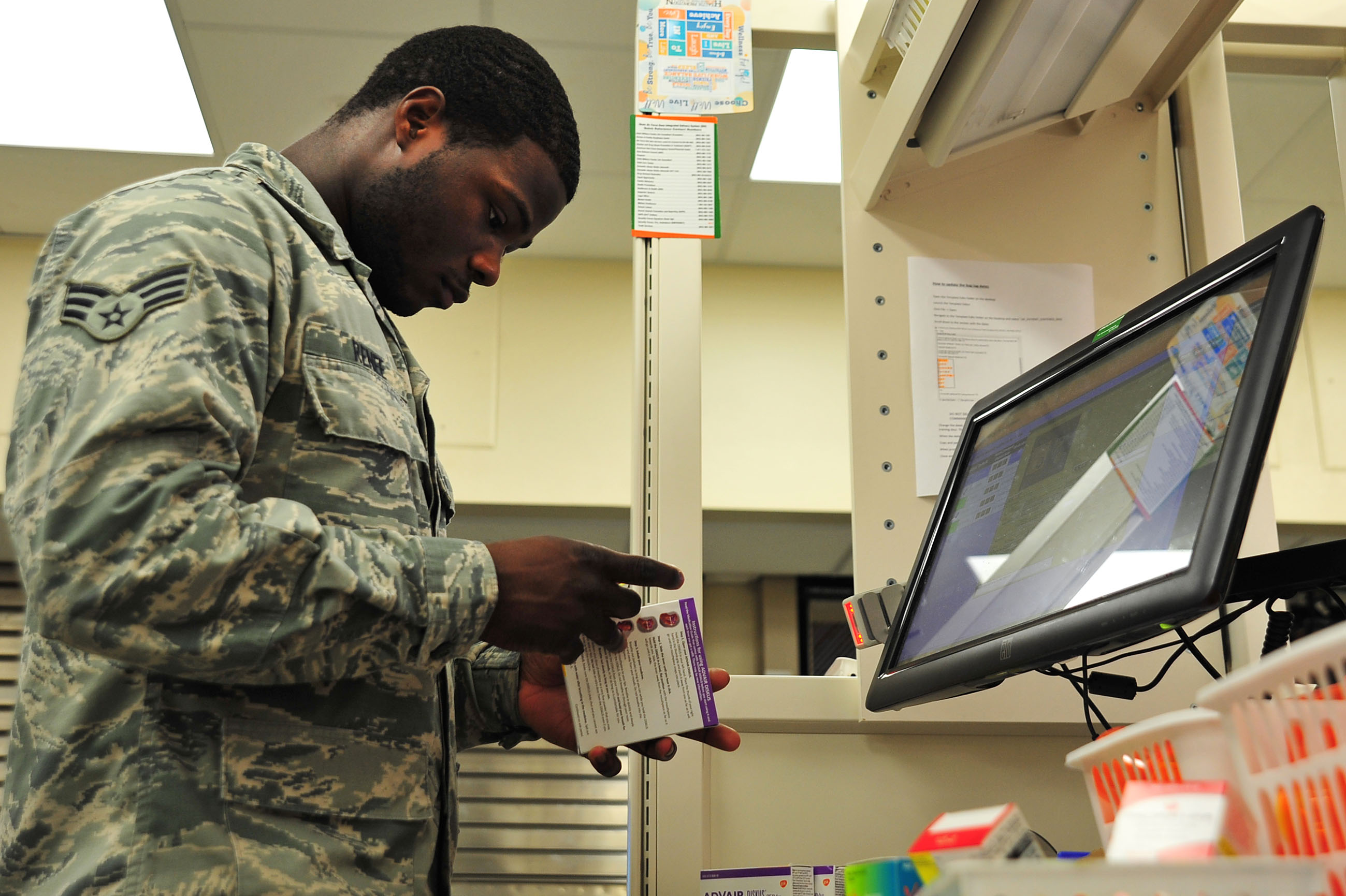 Airman prepares prescriptions