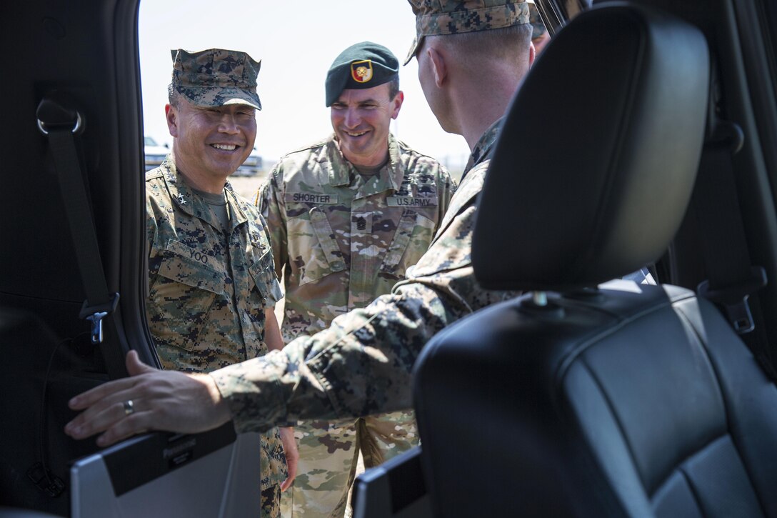SOCPAC Commander visits 1st MRSB