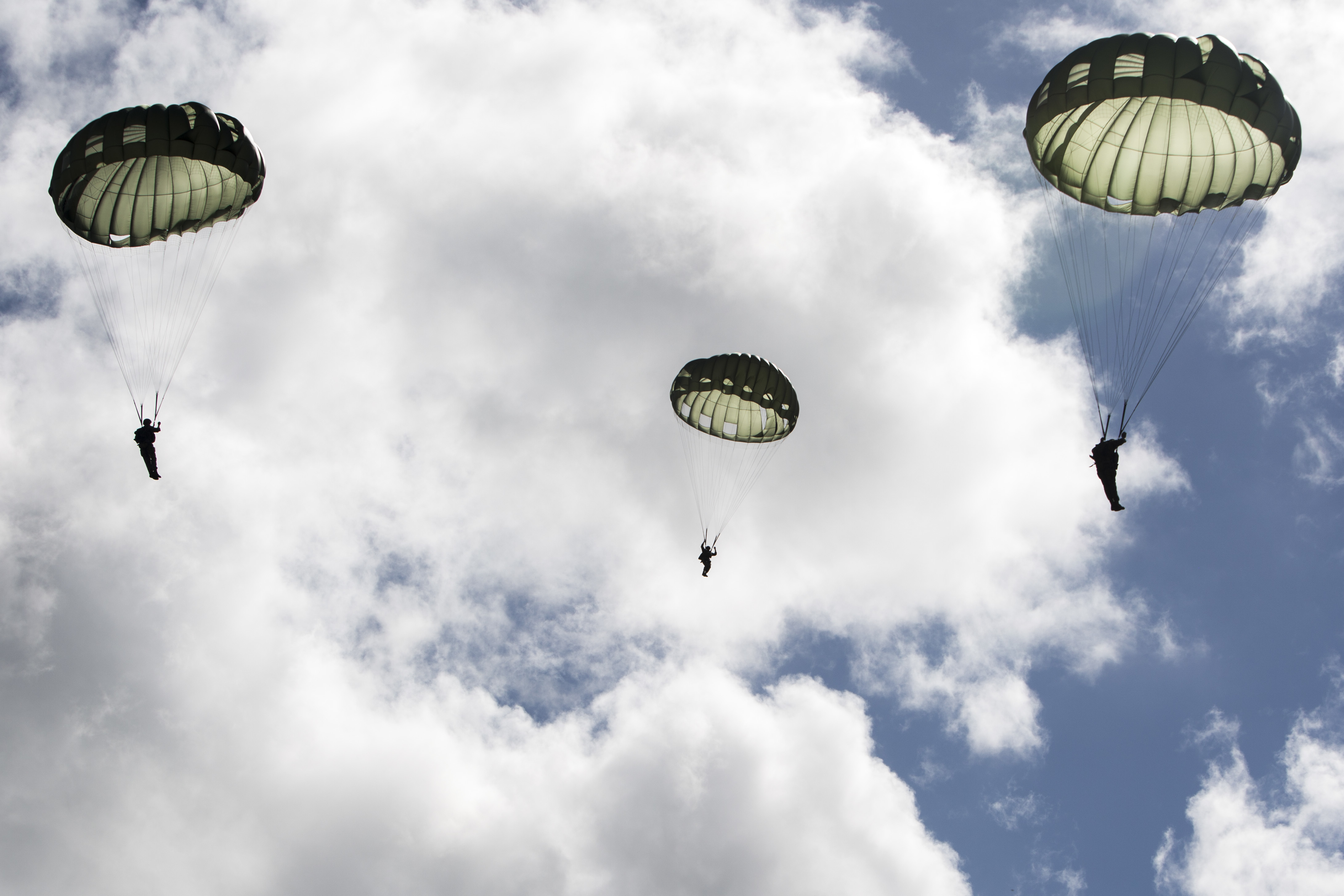 Drop Feet First: Recon Marines Conduct Airborne Jumps > U.S. Indo ...