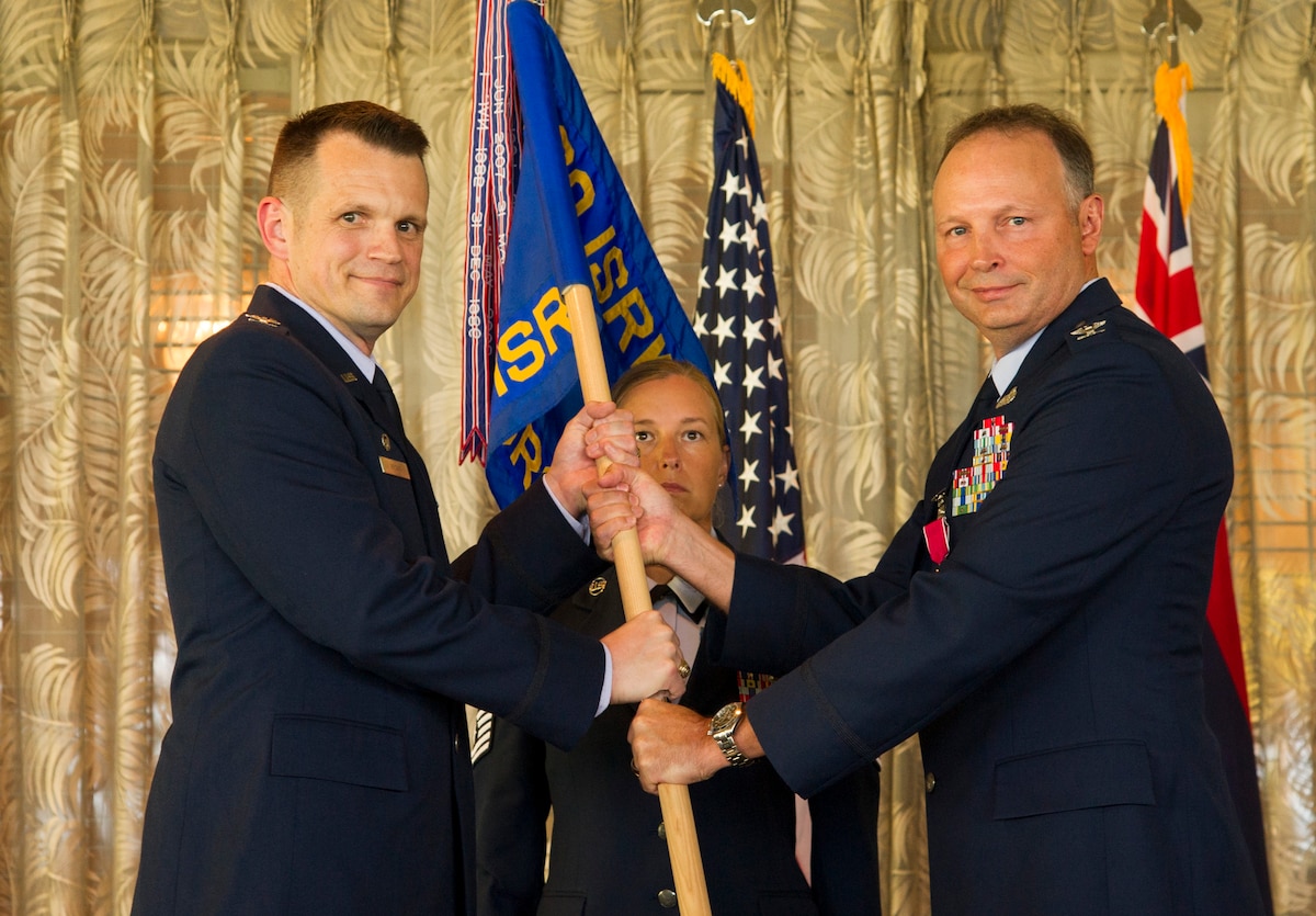 692 ISRG welcomes new commander > 15th Wing > Article Display