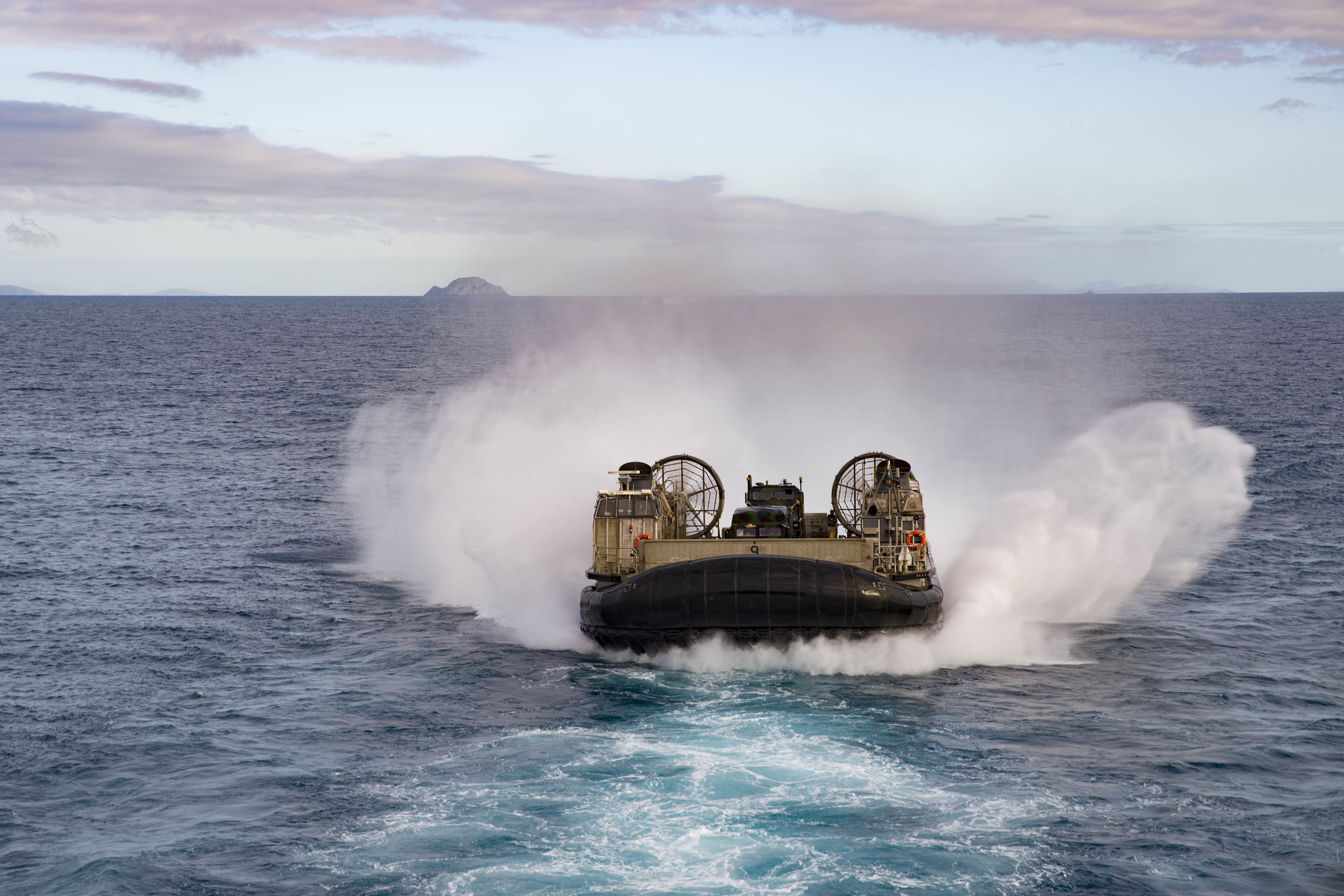 NBU 7 LCACs, 31st MEU Return to USS Bonhomme Richard (LHD 6)