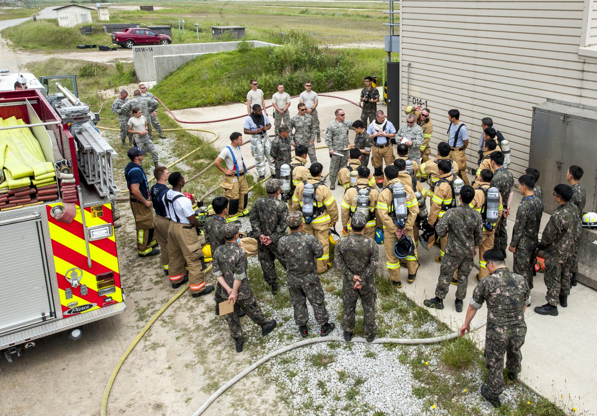 U.S., ROKAF firefighters battle the blaze during fire training > Kunsan ...