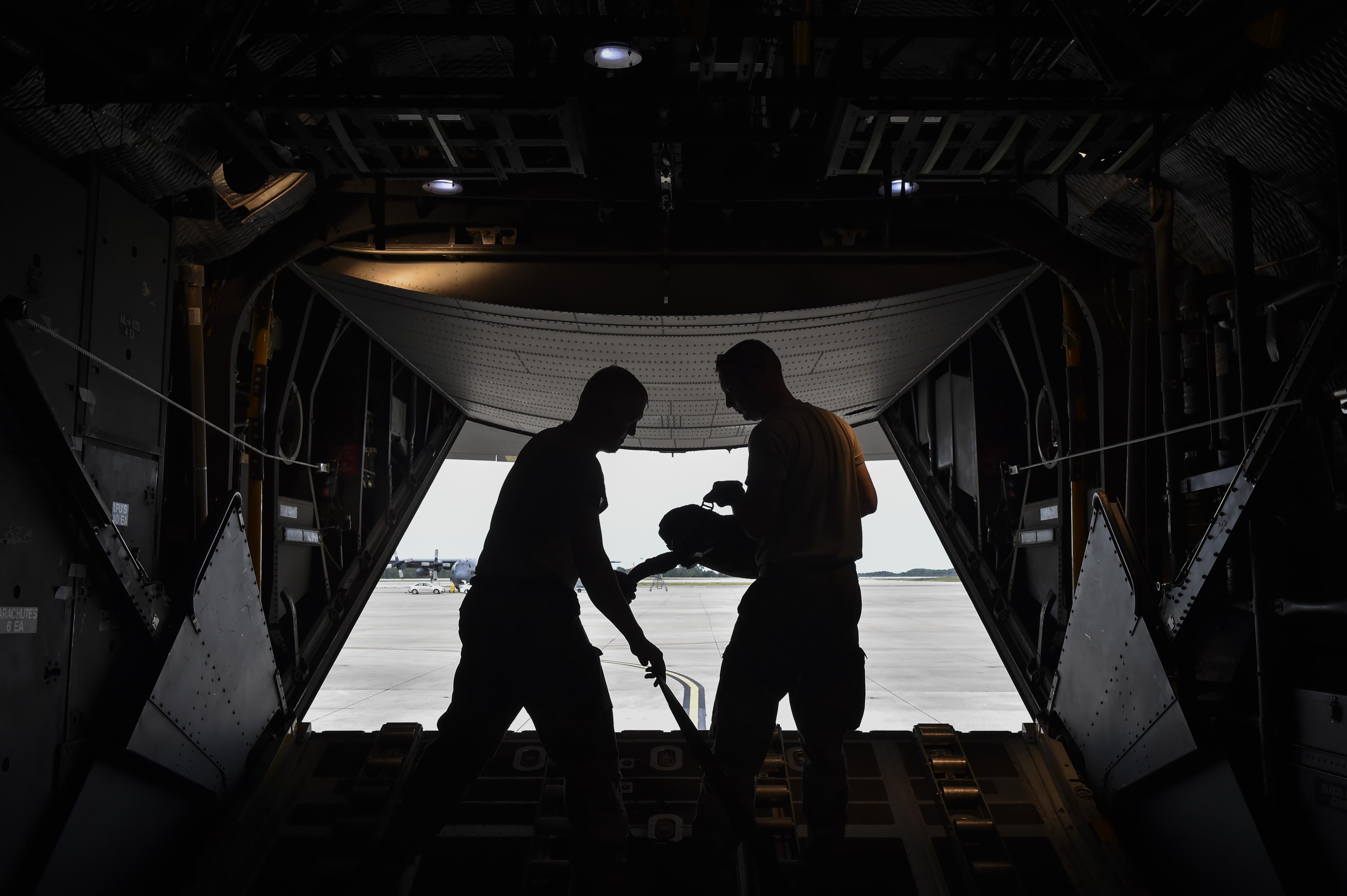 15th SOS loadmasters lock down cargo > Hurlburt Field > Article Display