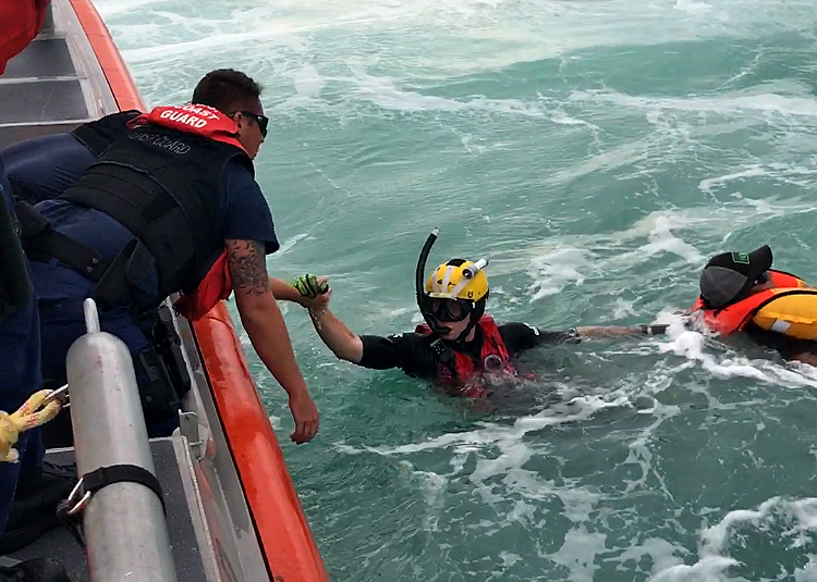 Coast Guard rescues 4 after 19-foot boat capsizes near Anclote Key, Fla.