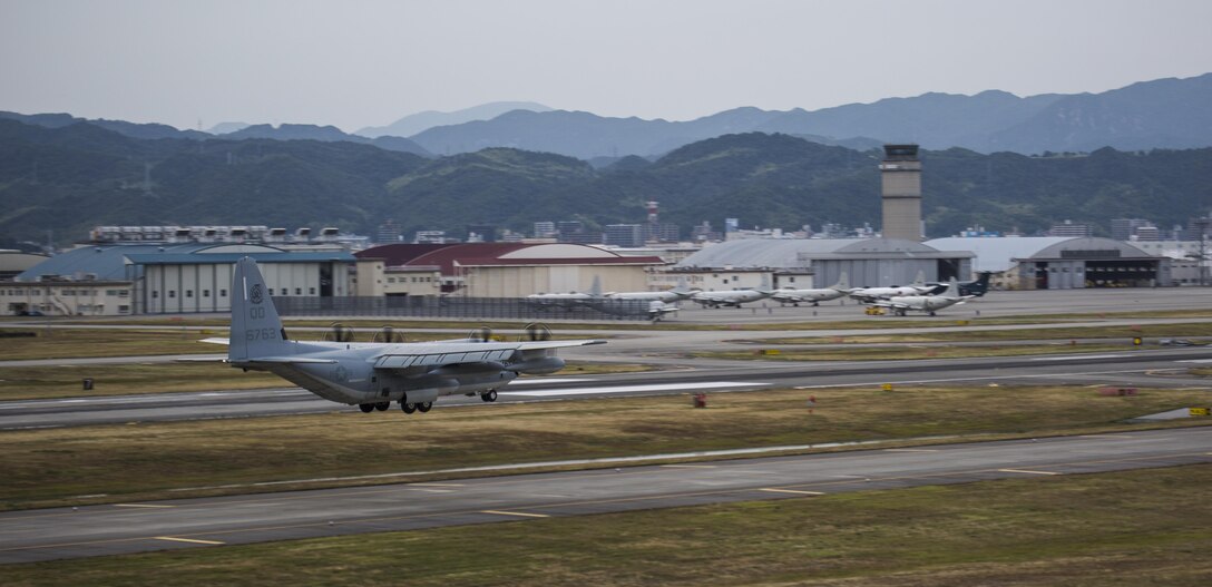MACS-4, VMGR-152 train with expeditionary runway
