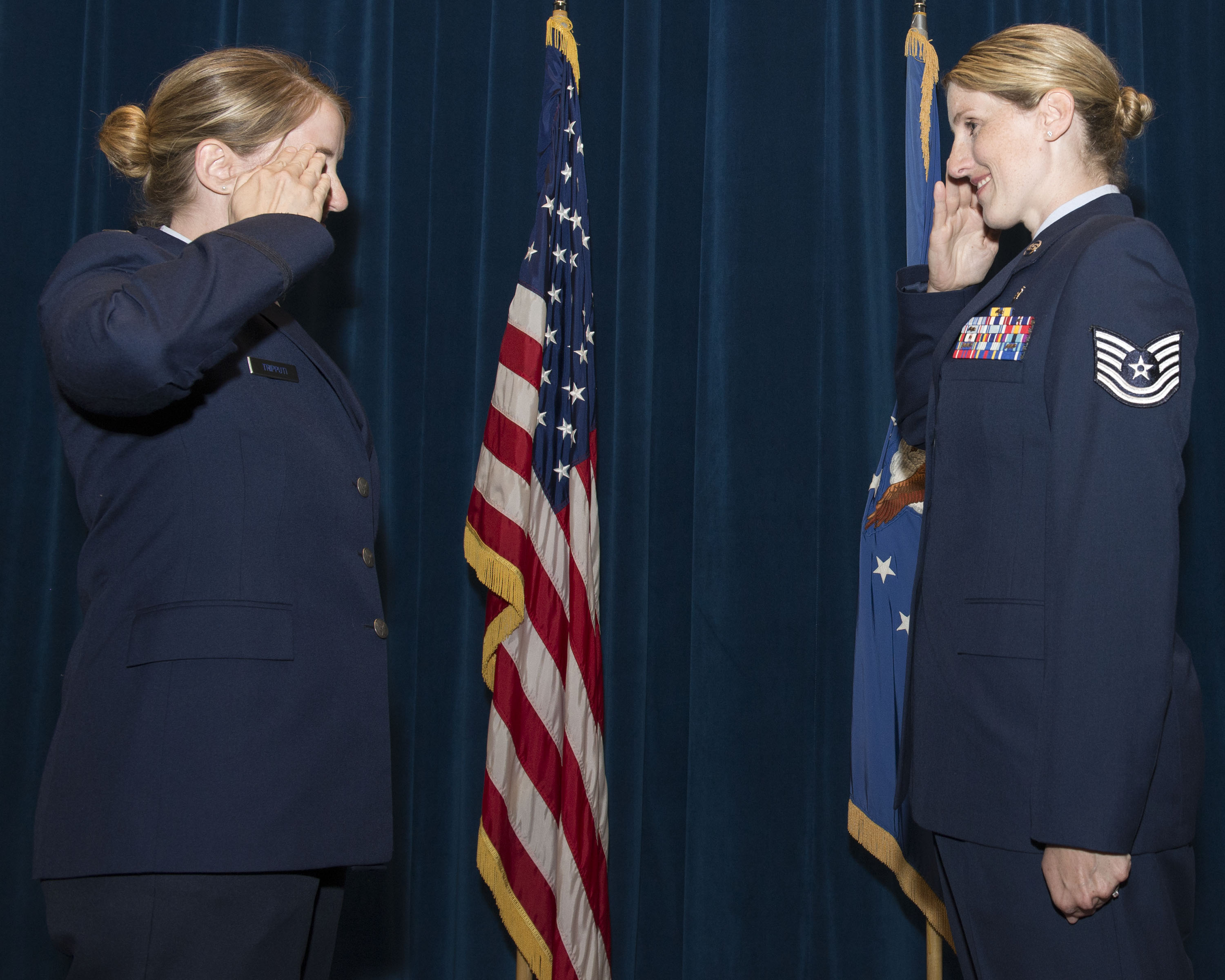 Airman looks to sister for re-enlistment ceremony > Air University (AU ...