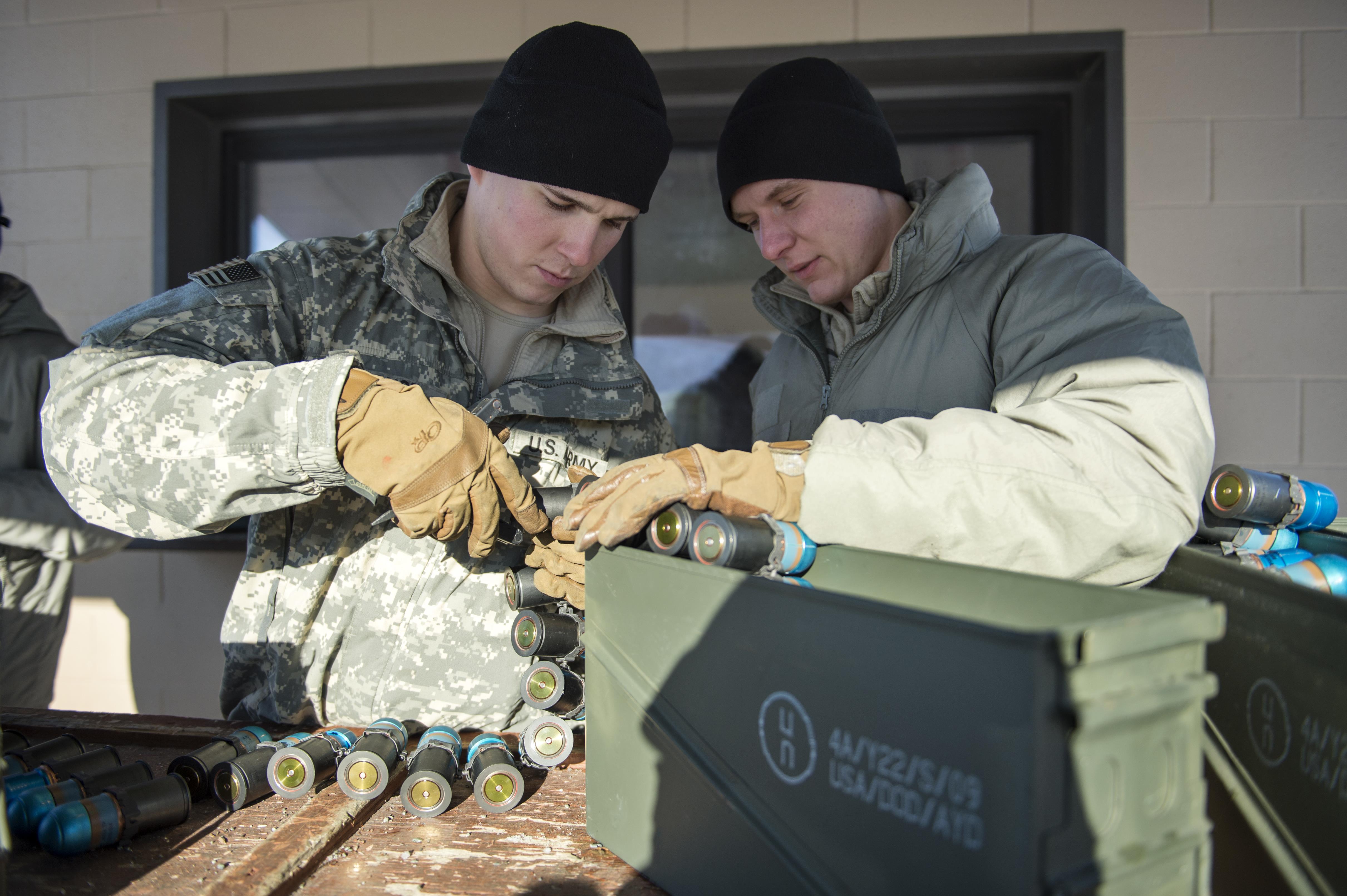 Heavy weapons paratroopers conduct live-fire machine gun training