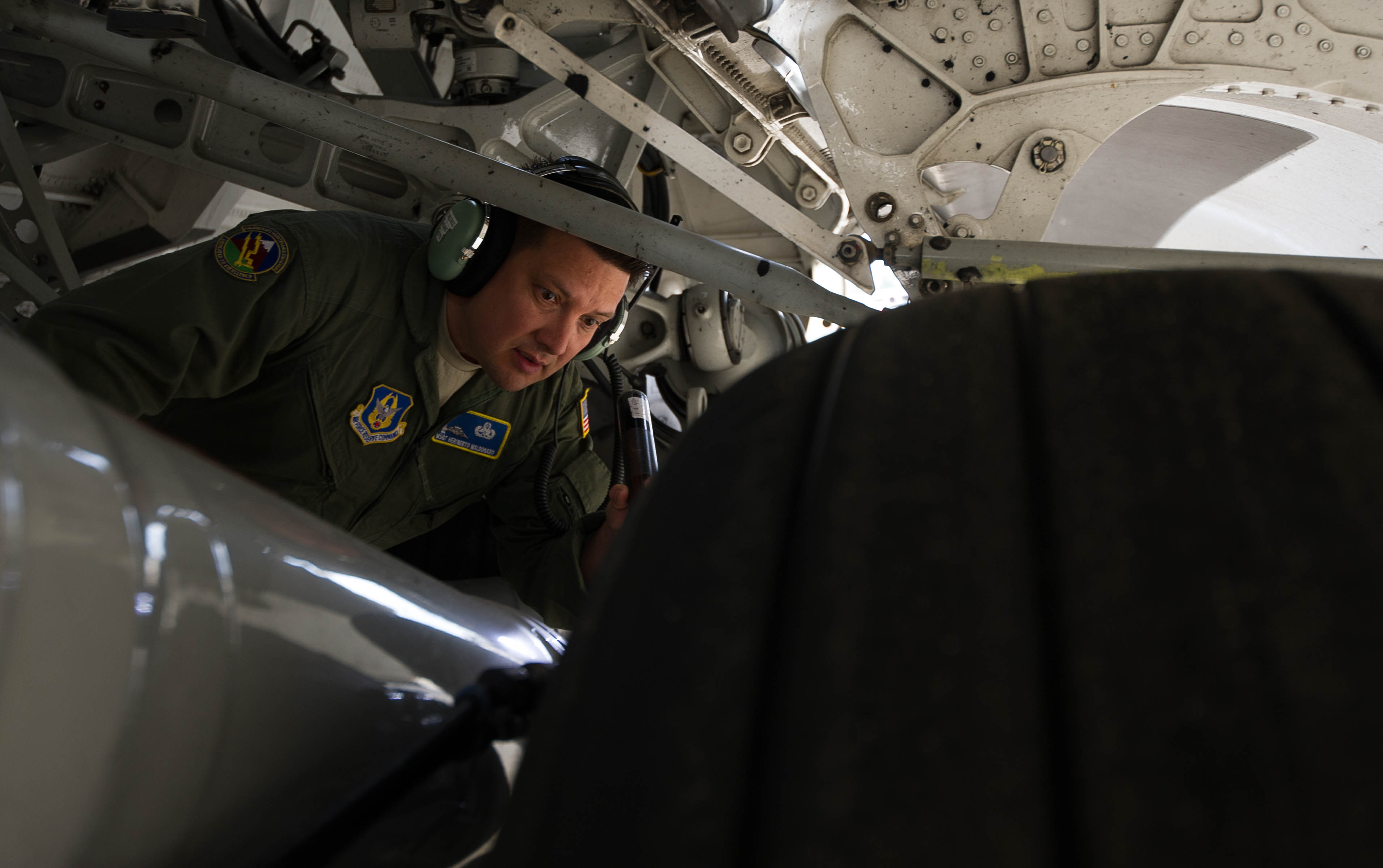 Flying crew chief fortifies total force > 446th Airlift Wing > News