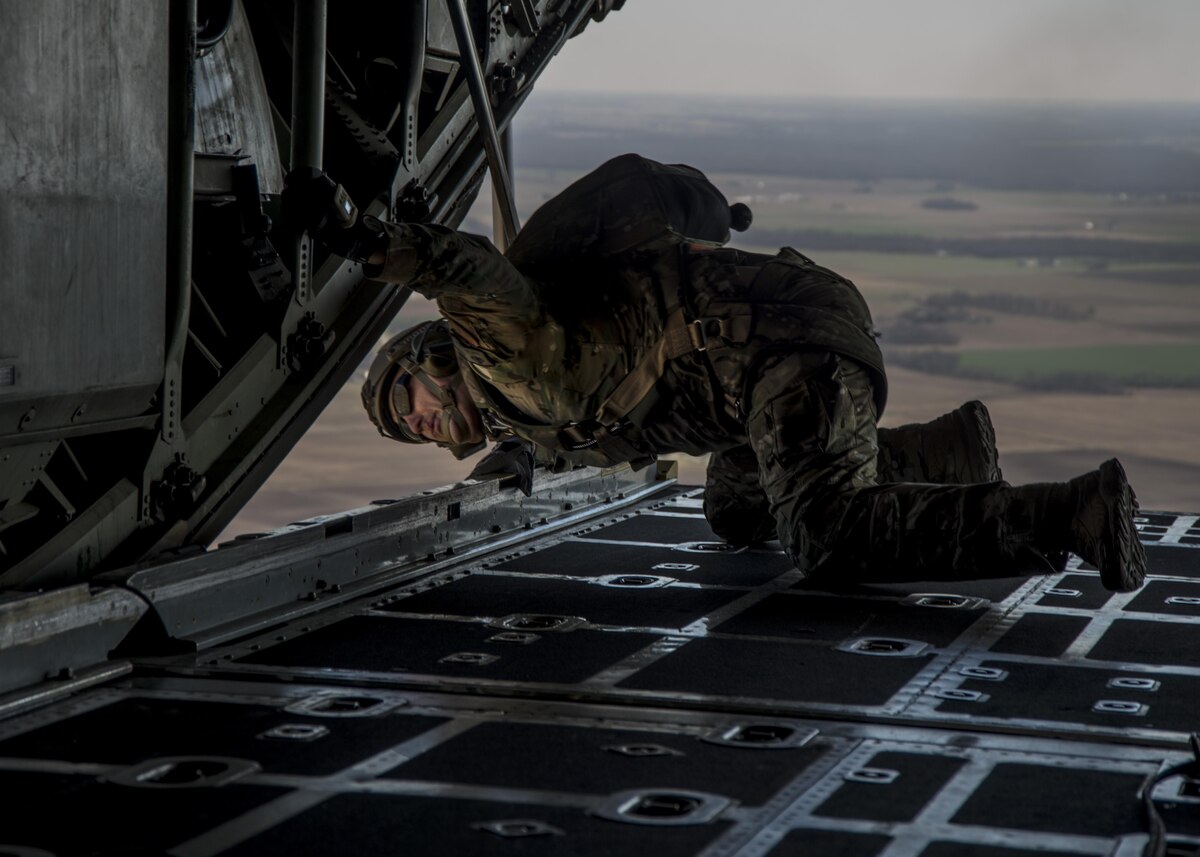 Scott hosts first jump on new drop zone > Air Force > Article Display