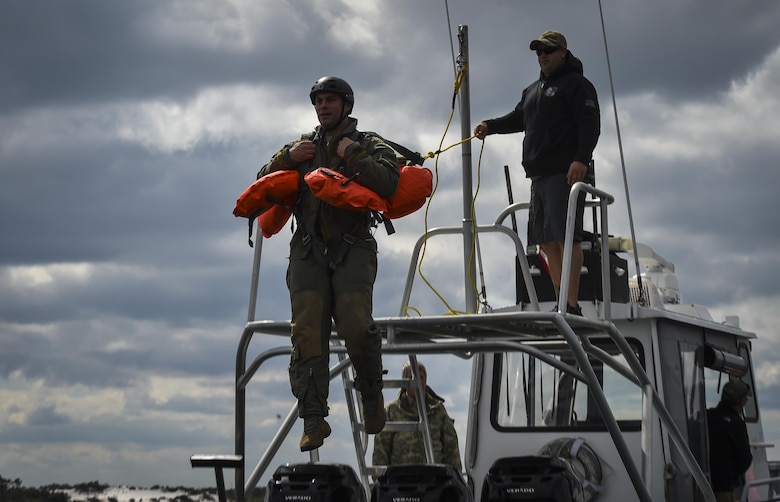 SERE conducts water survival training > Air Force Special Operations ...