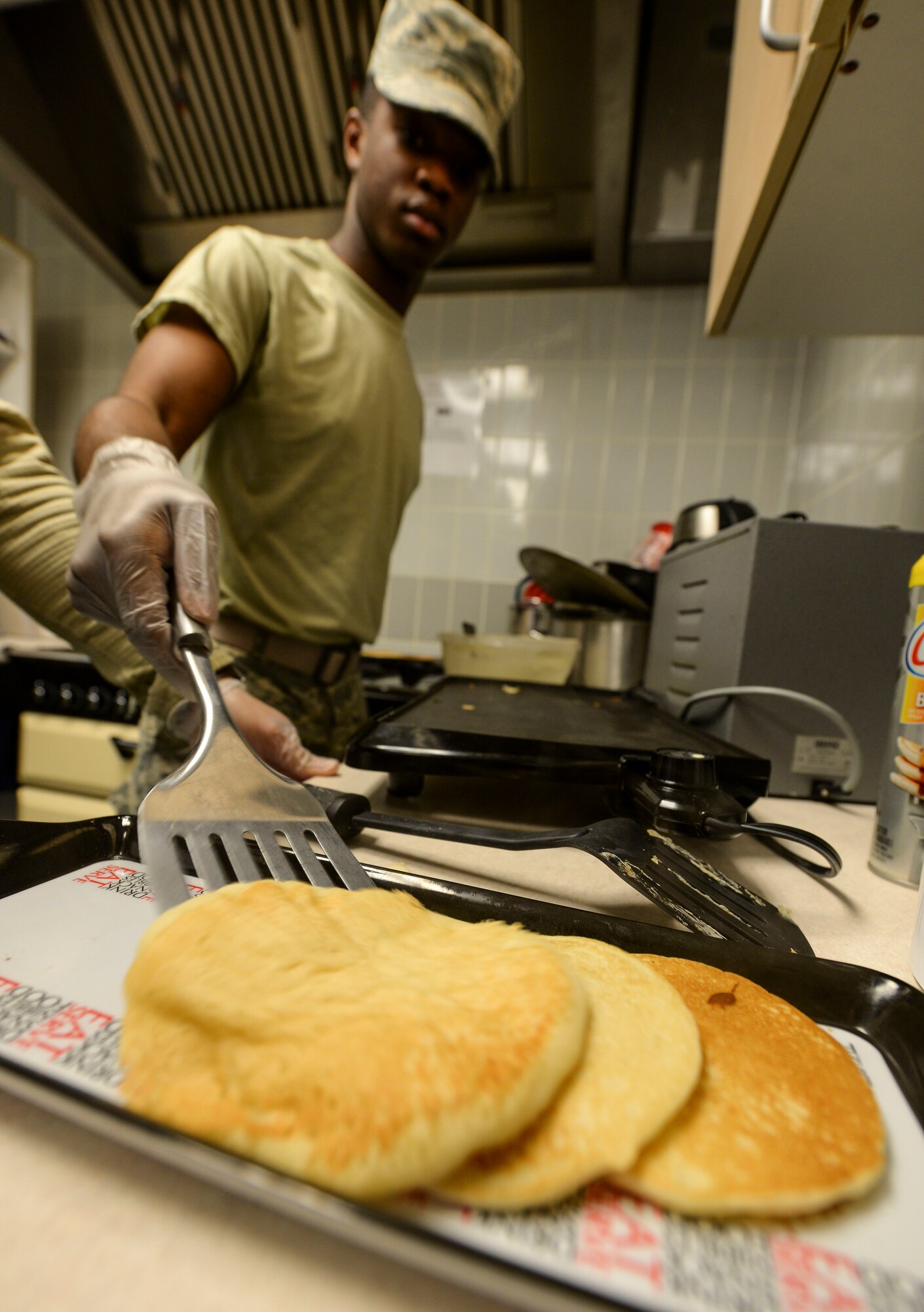 Volunteer chefs 'ACE' free breakfast for fellow Airmen > Royal Air ...