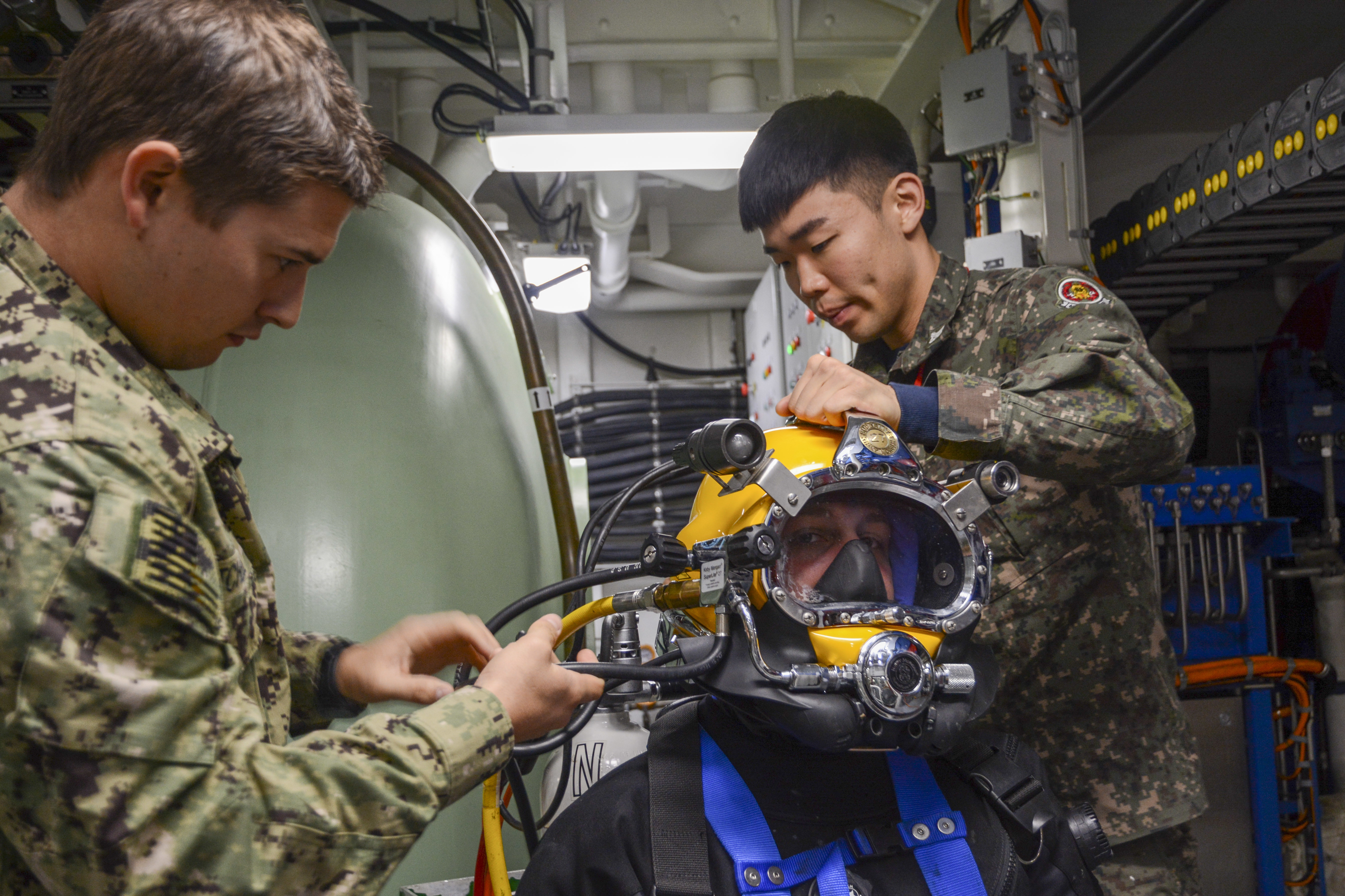 US Navy Divers Achieve Milestone, Embark Aboard Korean Ship for SALVEX ...