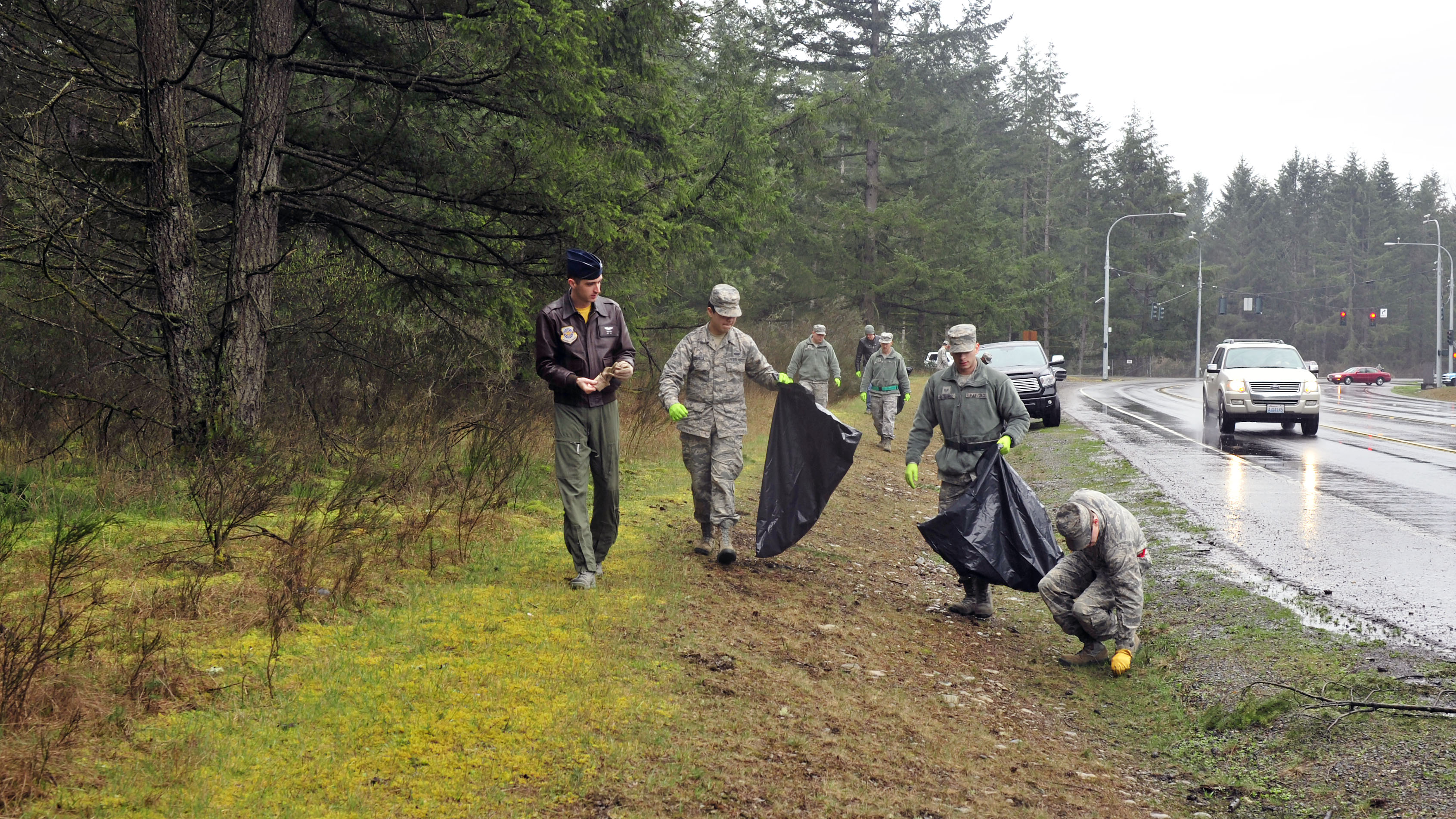 Airmen kick-off spring cleaning, beautify Perimeter Road > Team McChord ...