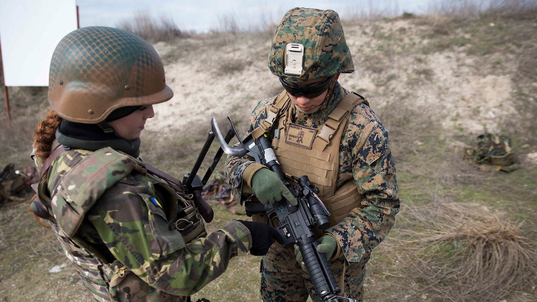 24th MEU FET trains with Romanian troops
