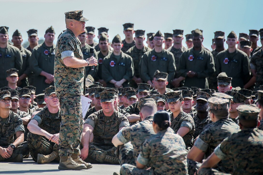 CMC and SMMC visit Fightertown, address Marines