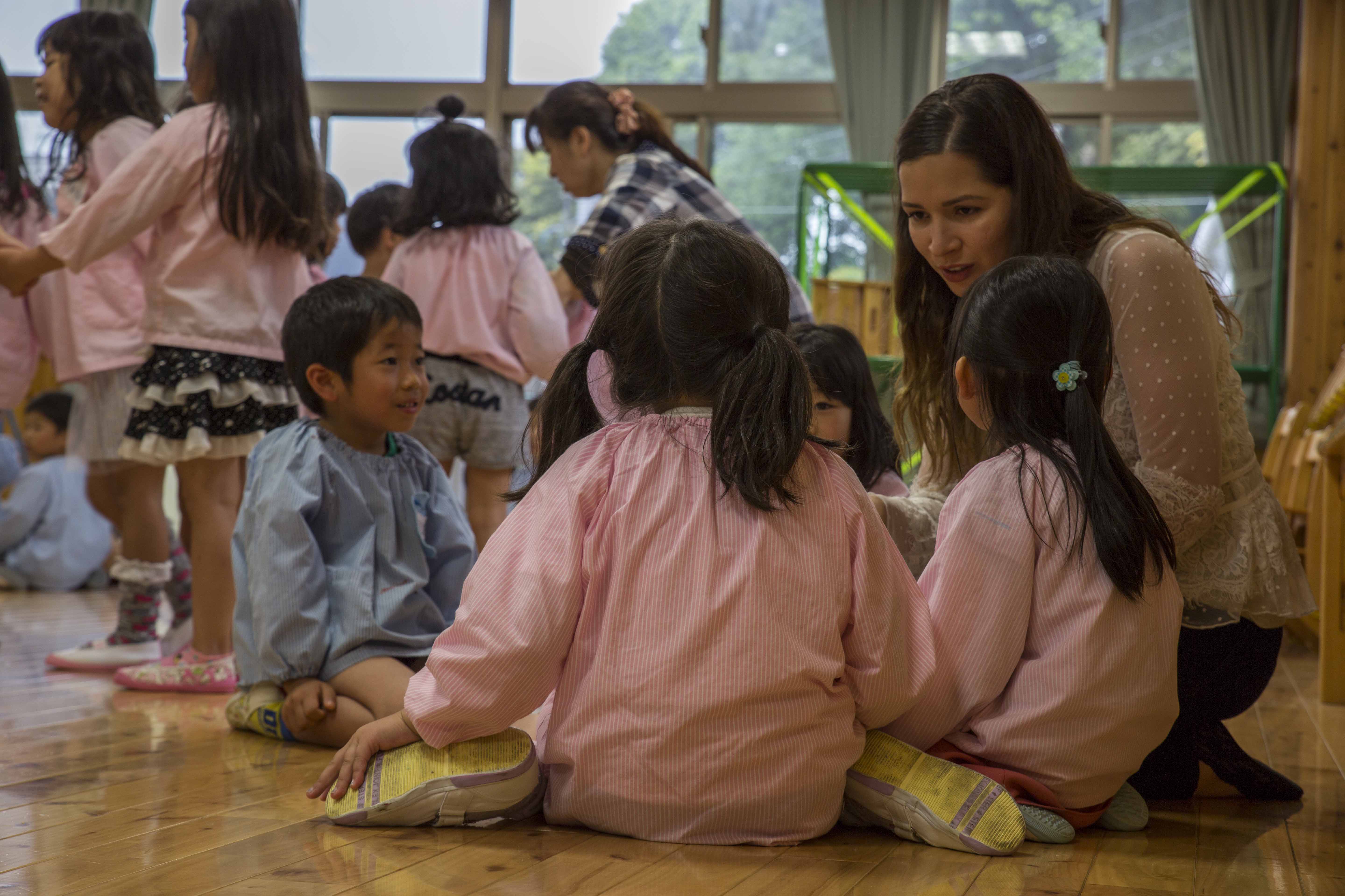 Iwakuni residents volunteer at local preschool
