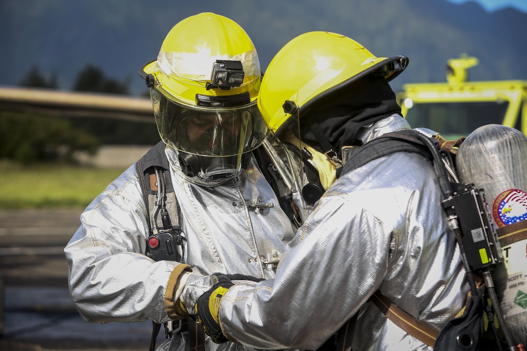 Marines feel the heat: ARFF simulates an aircraft fire