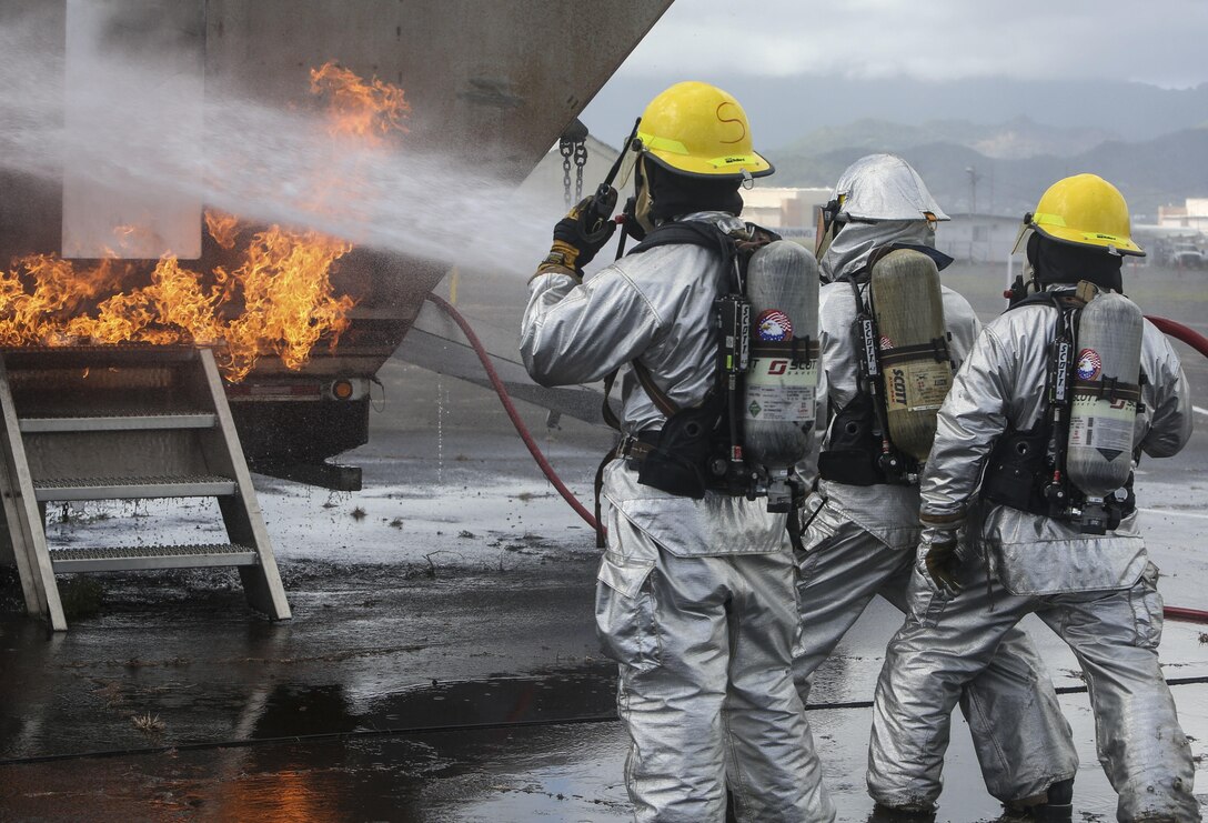 Marines feel the heat: ARFF simulates an aircraft fire