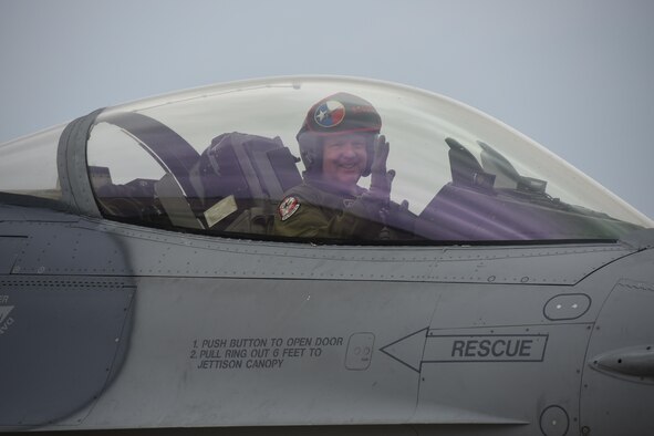 Tenth Air Force commander takes farewell flight > 926th Wing > Article ...