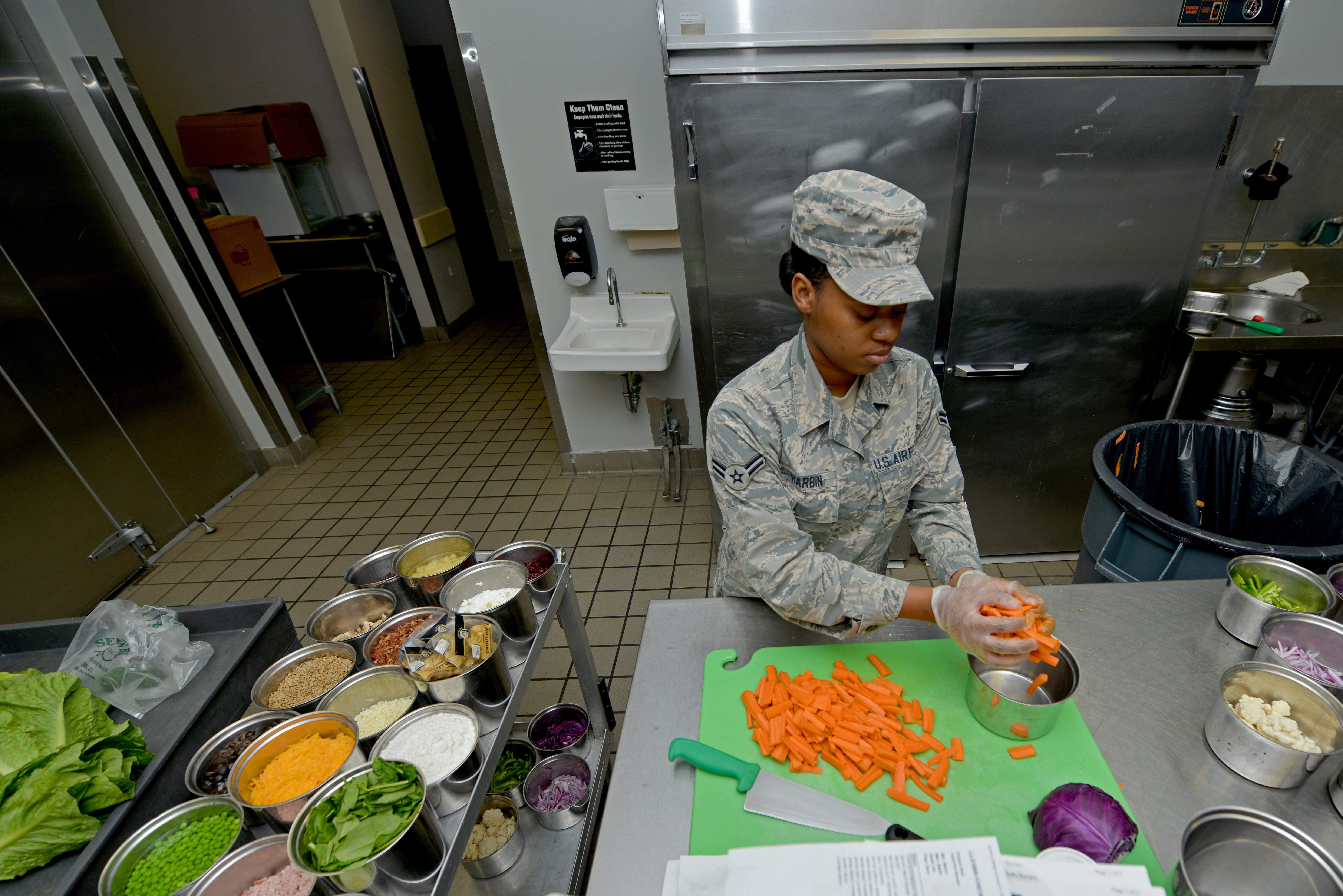 DFAC Airman provides healthy lunch options
