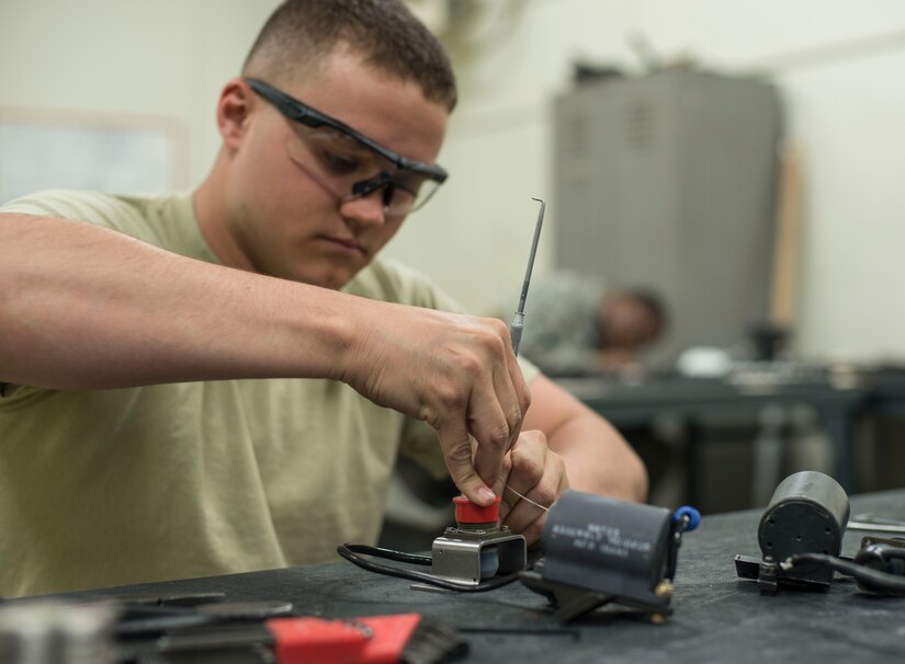 Armament technicians repair F-16 Gatling Gun > Misawa Air Base ...
